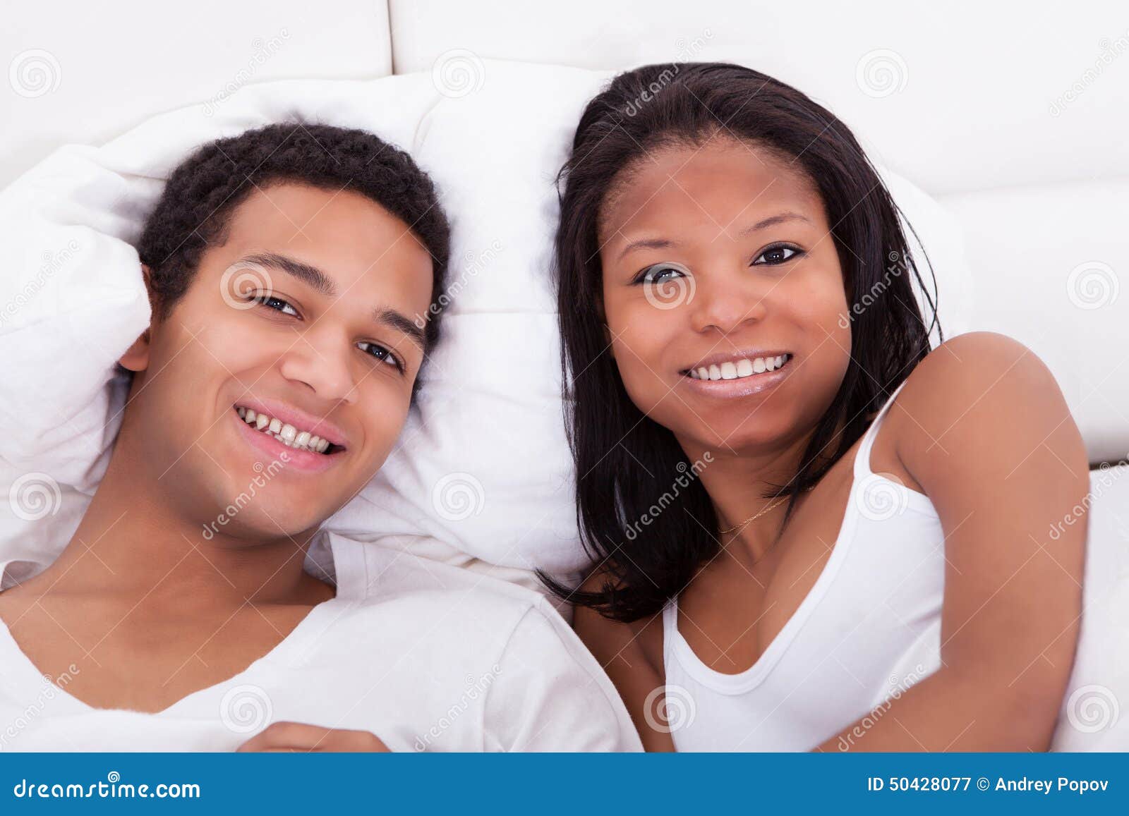 Paare im Bett zusammen stockbild. Bild von amerikanisch - 50428077