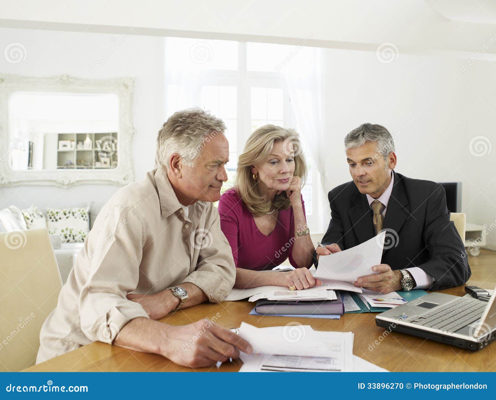 Paare Mit Finanzberater Bei Tisch Stockfoto - Bild von erwachsener ...