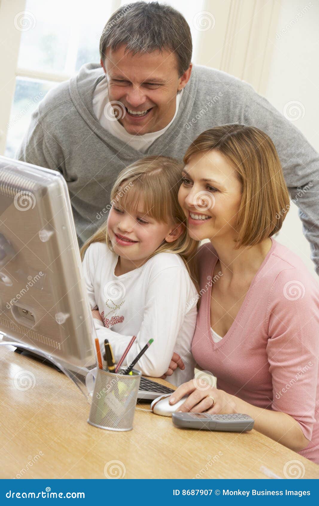 Paare Und Tochter, Die Computer Verwendet Stockbild - Bild von kind ...