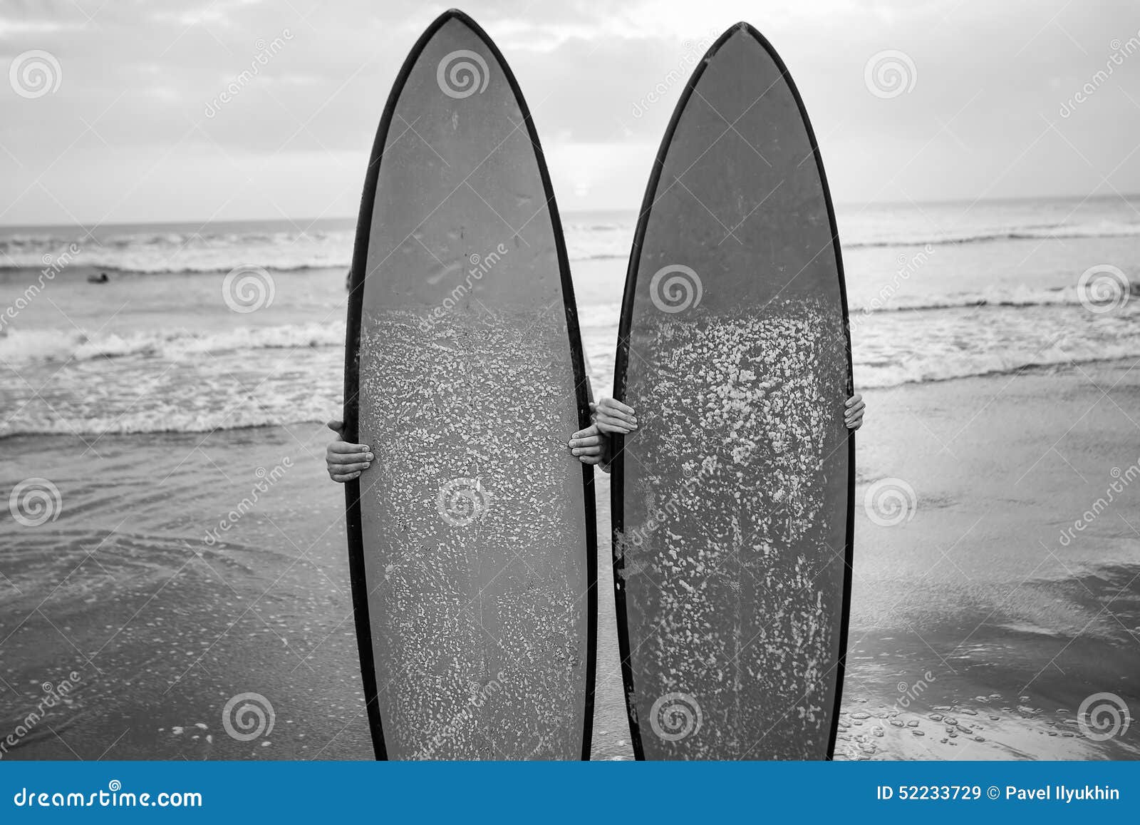 Paare Von Surfern Hinter Den Surfbrettern Stockbild - Bild von feiertag ...