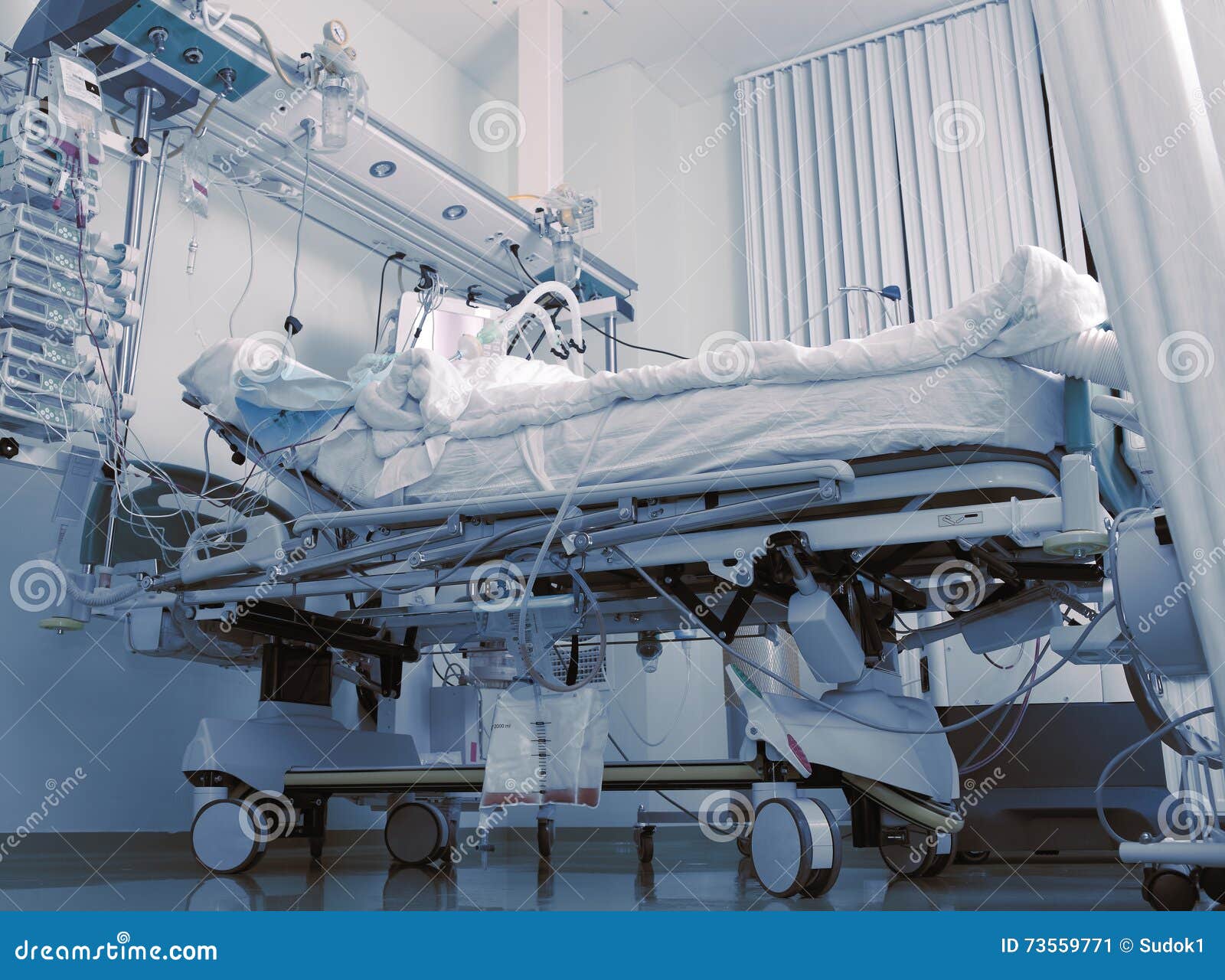 Paciente comatoso en ICU imagen de archivo. Imagen de servicio - 73559771
