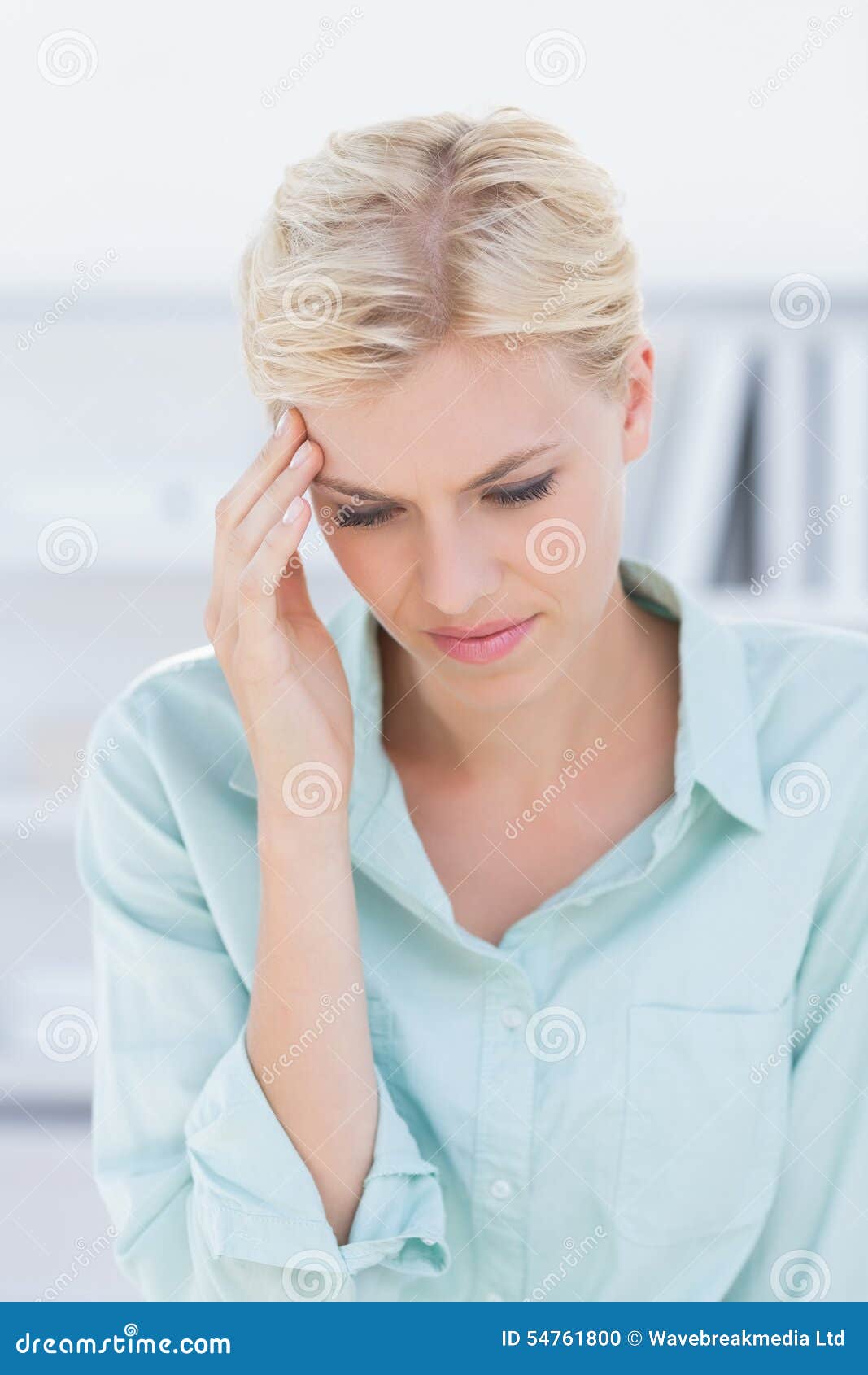 Paciente Con El Dolor Principal Foto de archivo - Imagen de tratamiento ...