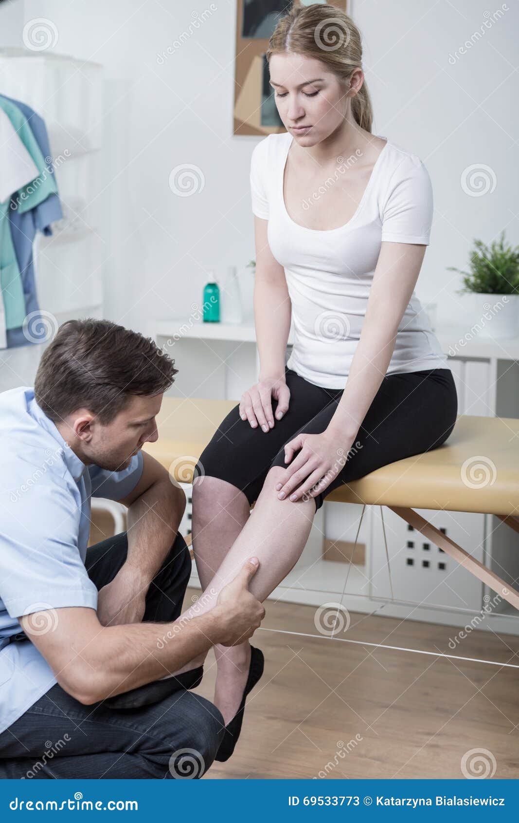 Paciente Con Las Tablillas De Espinilla Imagen de archivo - Imagen de ...