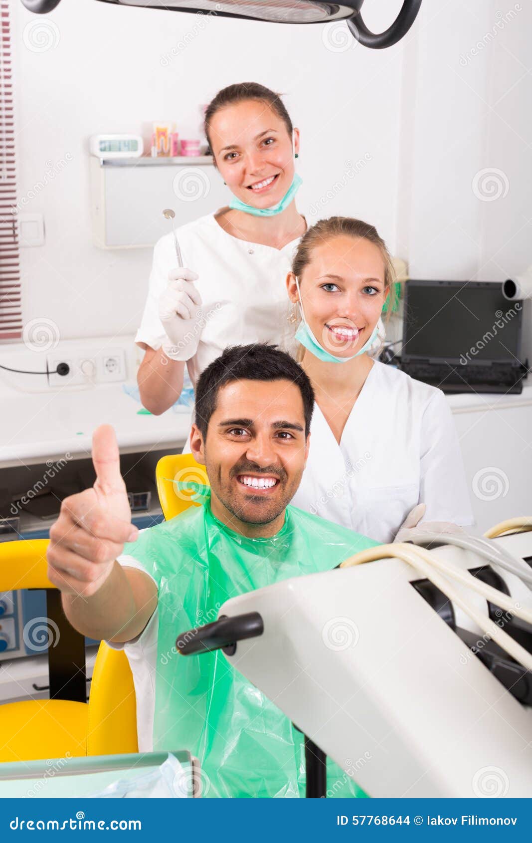 Paciente Contento En La Oficina Del Dentista Foto de archivo - Imagen ...