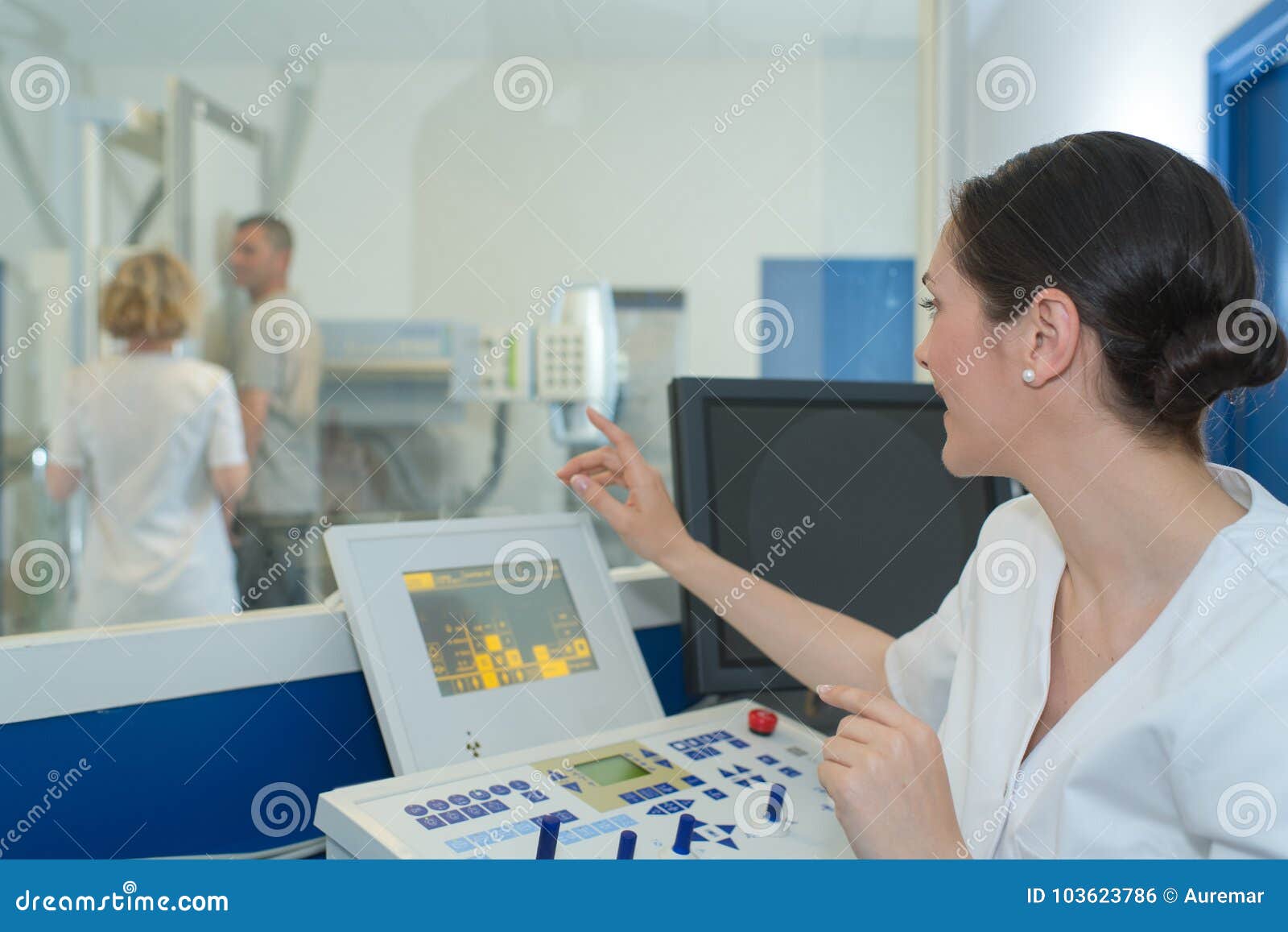 Paciente De Espera Do Operador Do Raio X Foto de Stock - Imagem de ...
