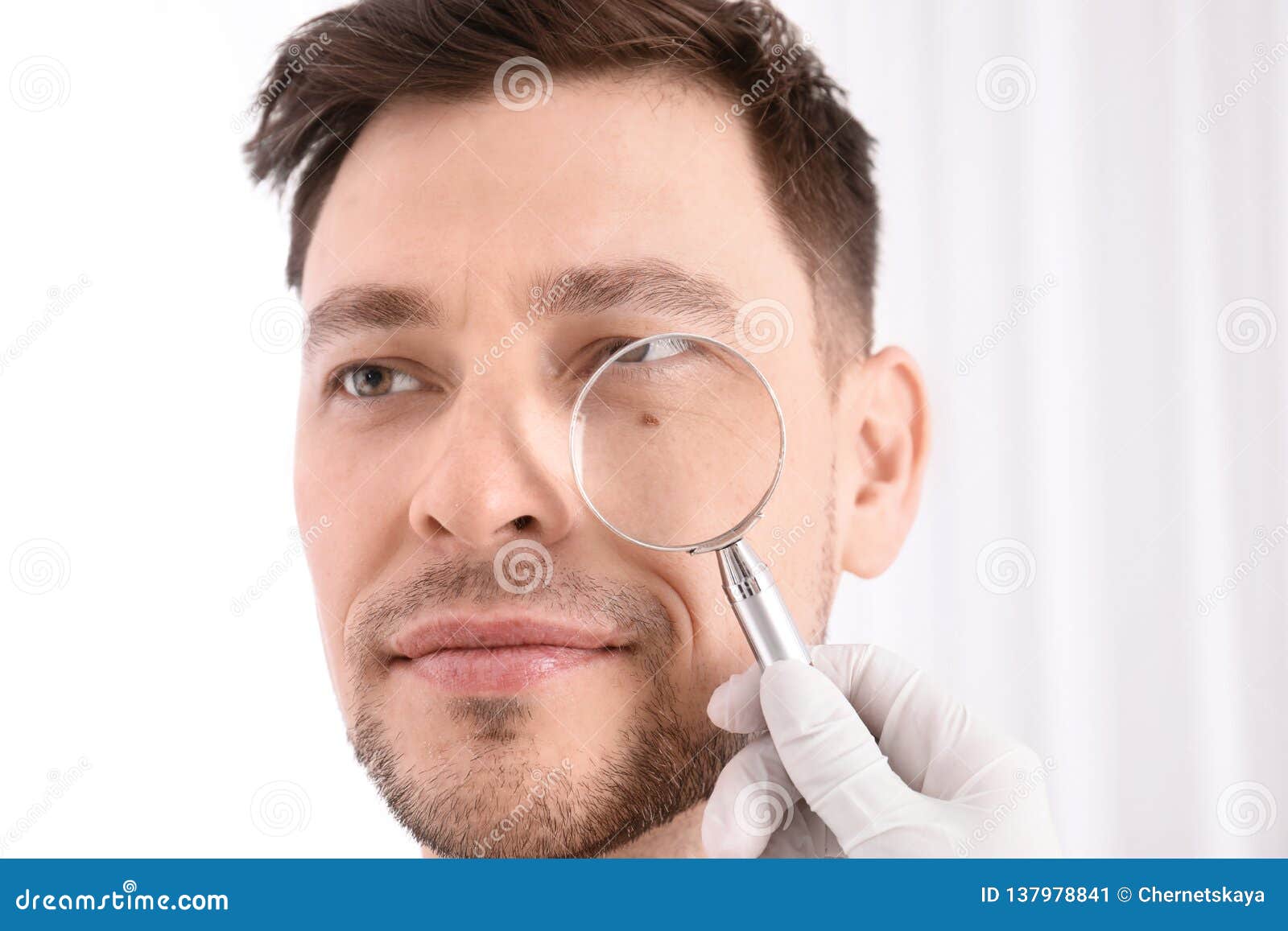 Paciente De Exame Do Dermatologista Com Lupa Imagem de Stock - Imagem ...