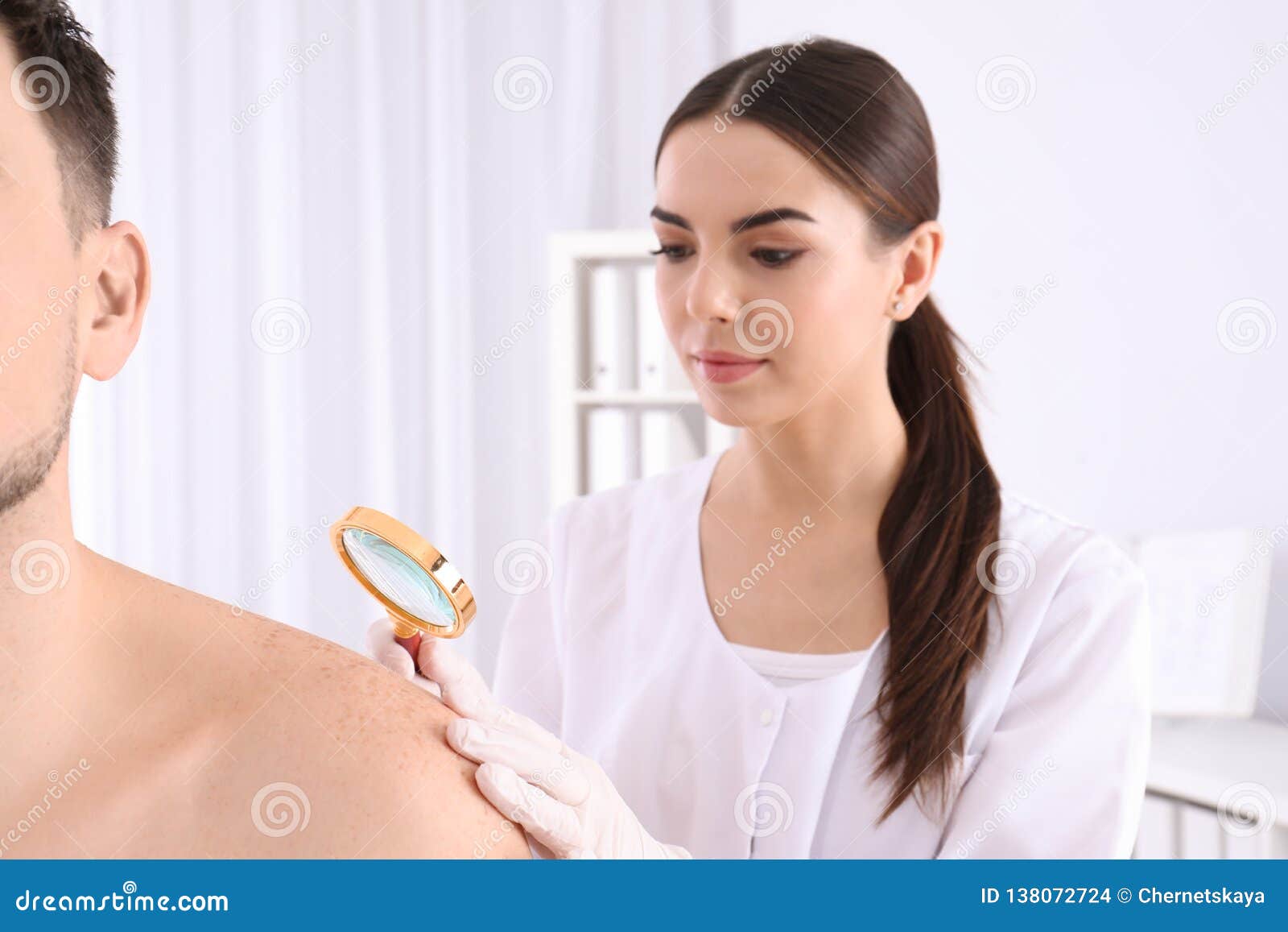 Paciente De Exame Do Dermatologista Com Lupa Foto de Stock - Imagem de ...