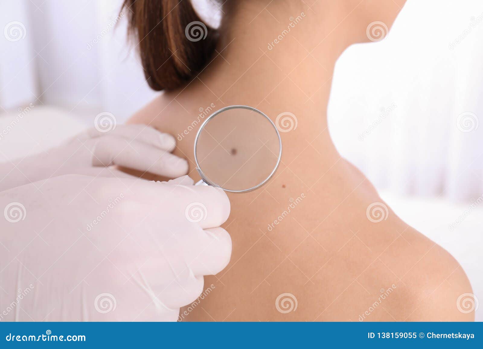 Paciente De Exame Do Dermatologista Com Lupa Imagem de Stock - Imagem ...