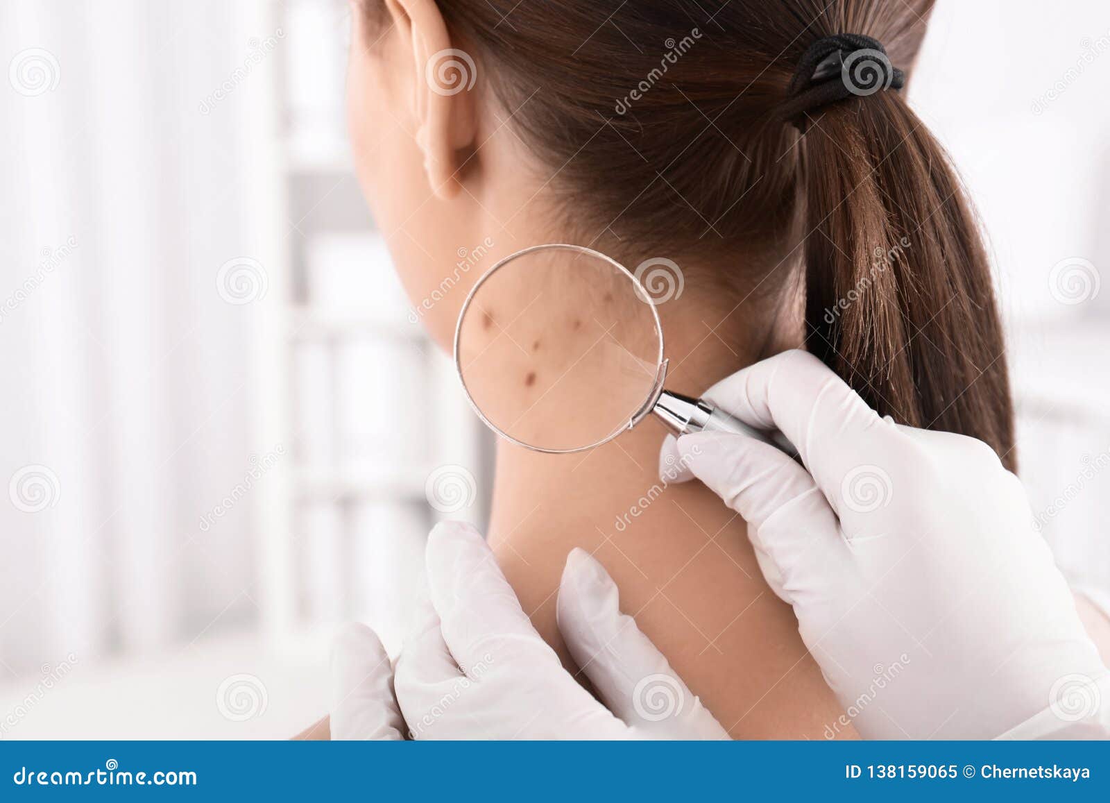 Paciente De Exame Do Dermatologista Com Lupa Imagem de Stock - Imagem ...