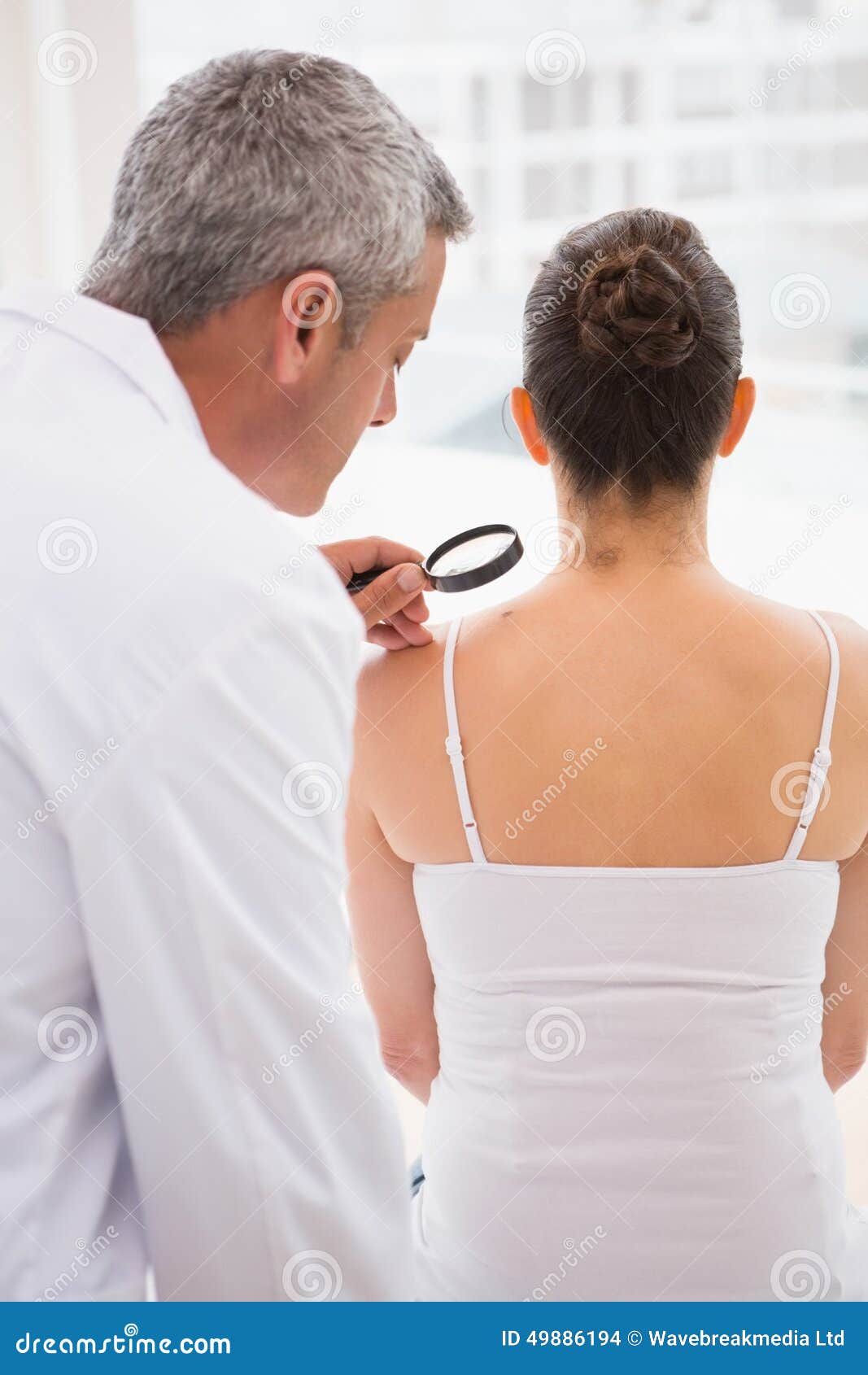 Paciente De Examen Del Doctor Con La Lupa Foto de archivo - Imagen de ...