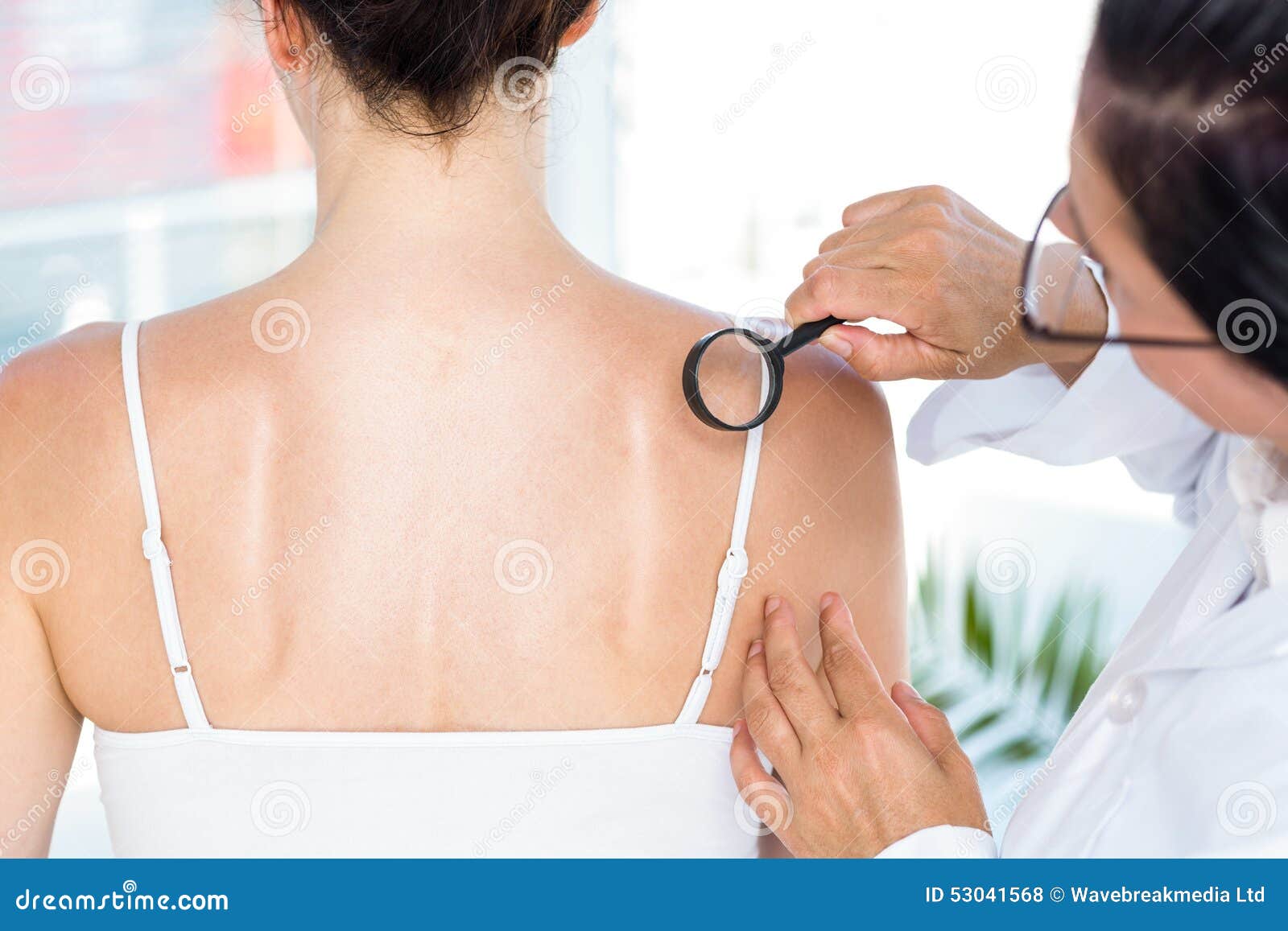 Paciente De Examen Del Doctor Con La Lupa Foto de archivo - Imagen de ...