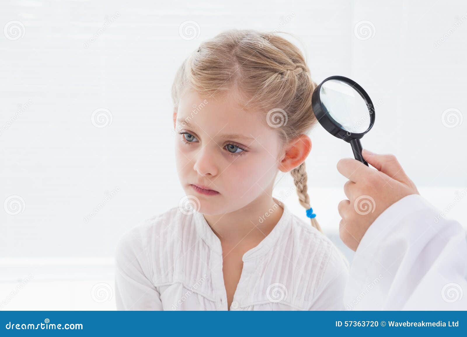 Paciente De Examen Del Doctor Con La Lupa Foto de archivo - Imagen de ...