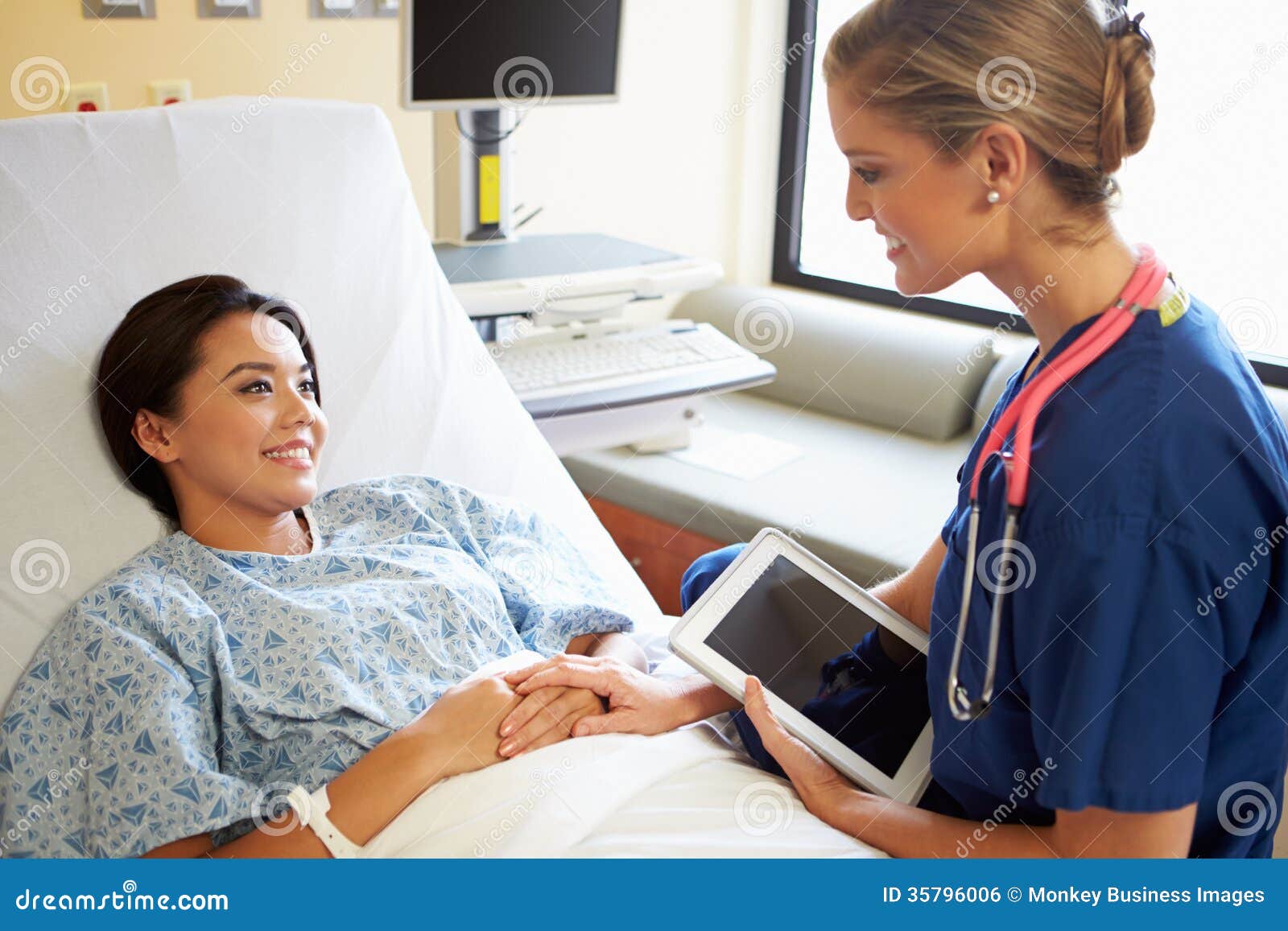 Paciente De Talking To Female De La Enfermera En Ward Using Digital ...