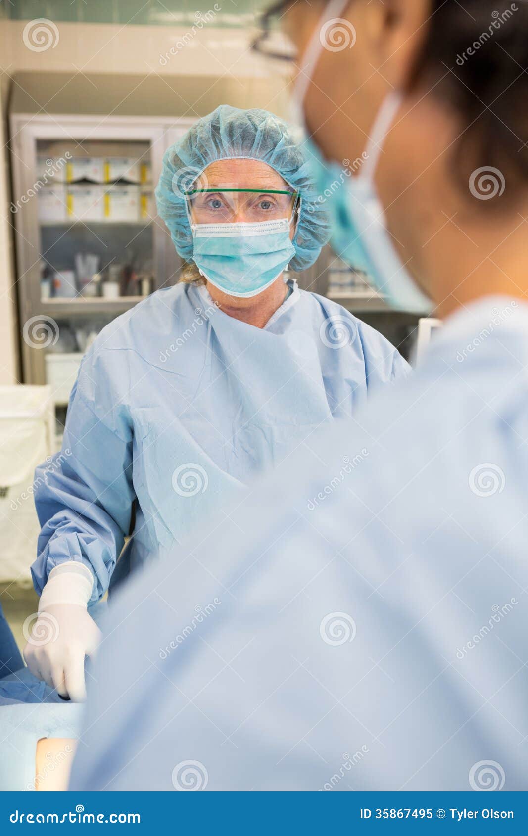 Paciente Del Doctor with Colleague Operating Imagen de archivo - Imagen ...