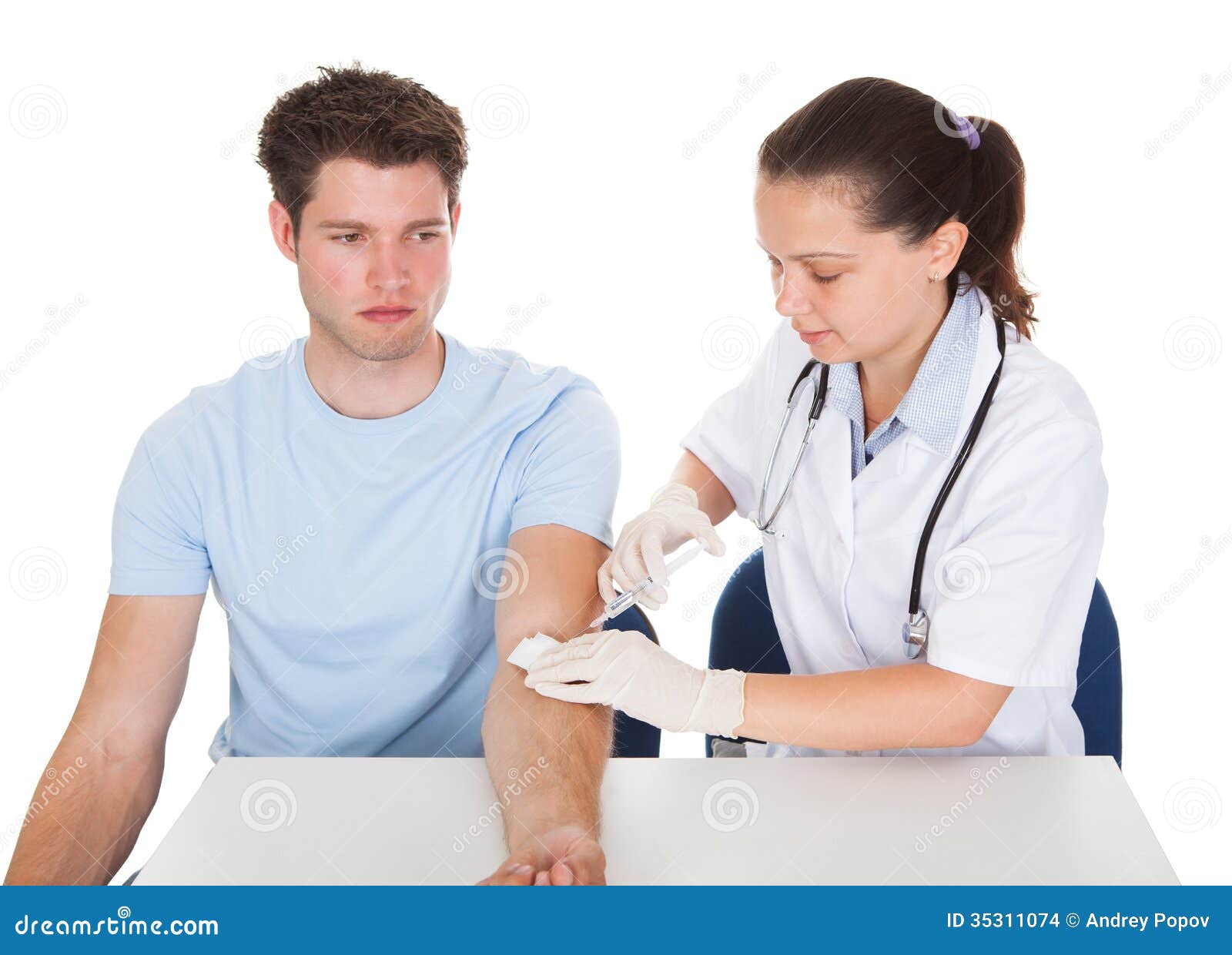 Paciente Del Doctor Giving Treatment To Foto de archivo - Imagen de ...