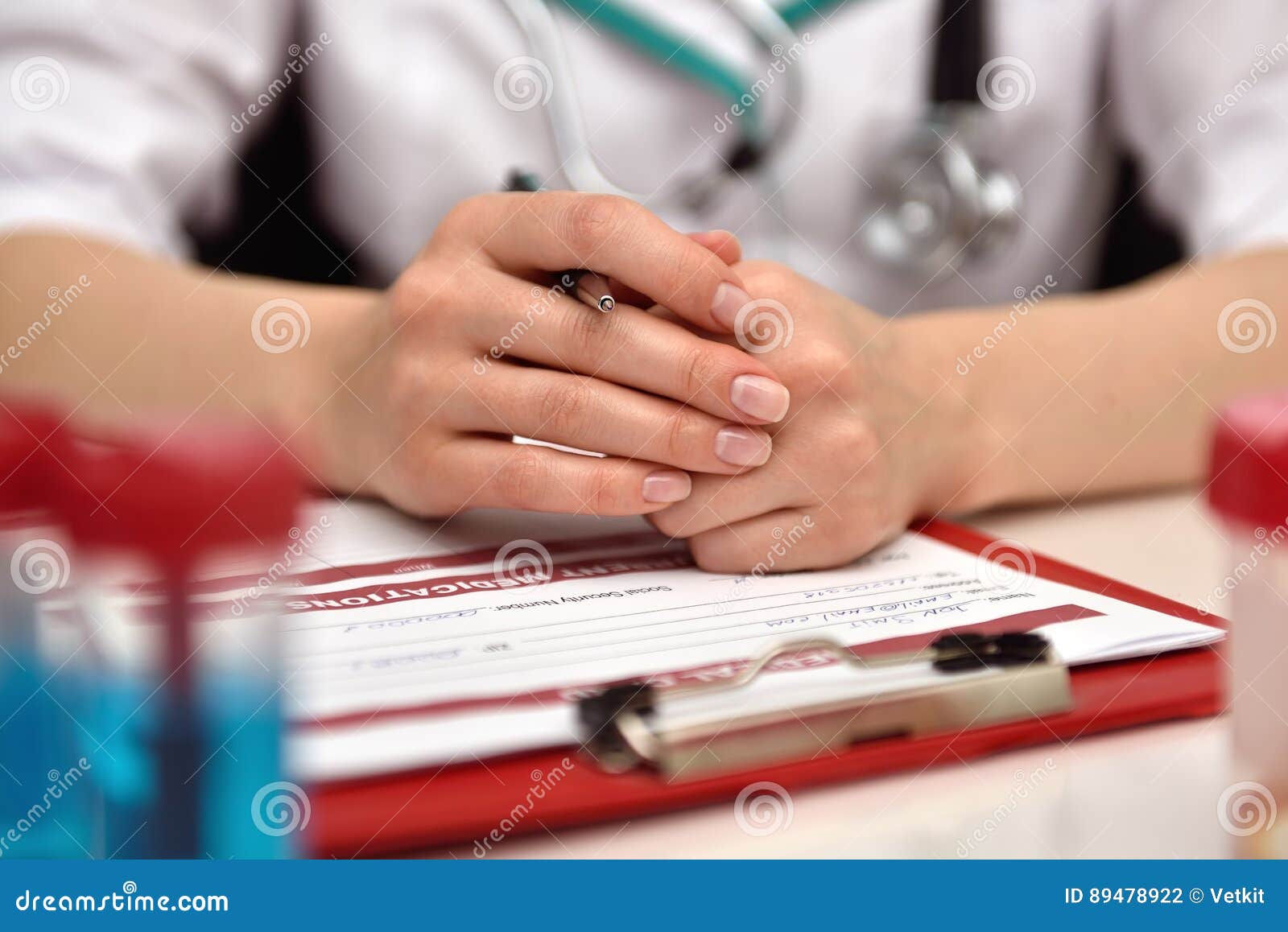 Paciente Del Doctor and Medical History Foto de archivo - Imagen de ...