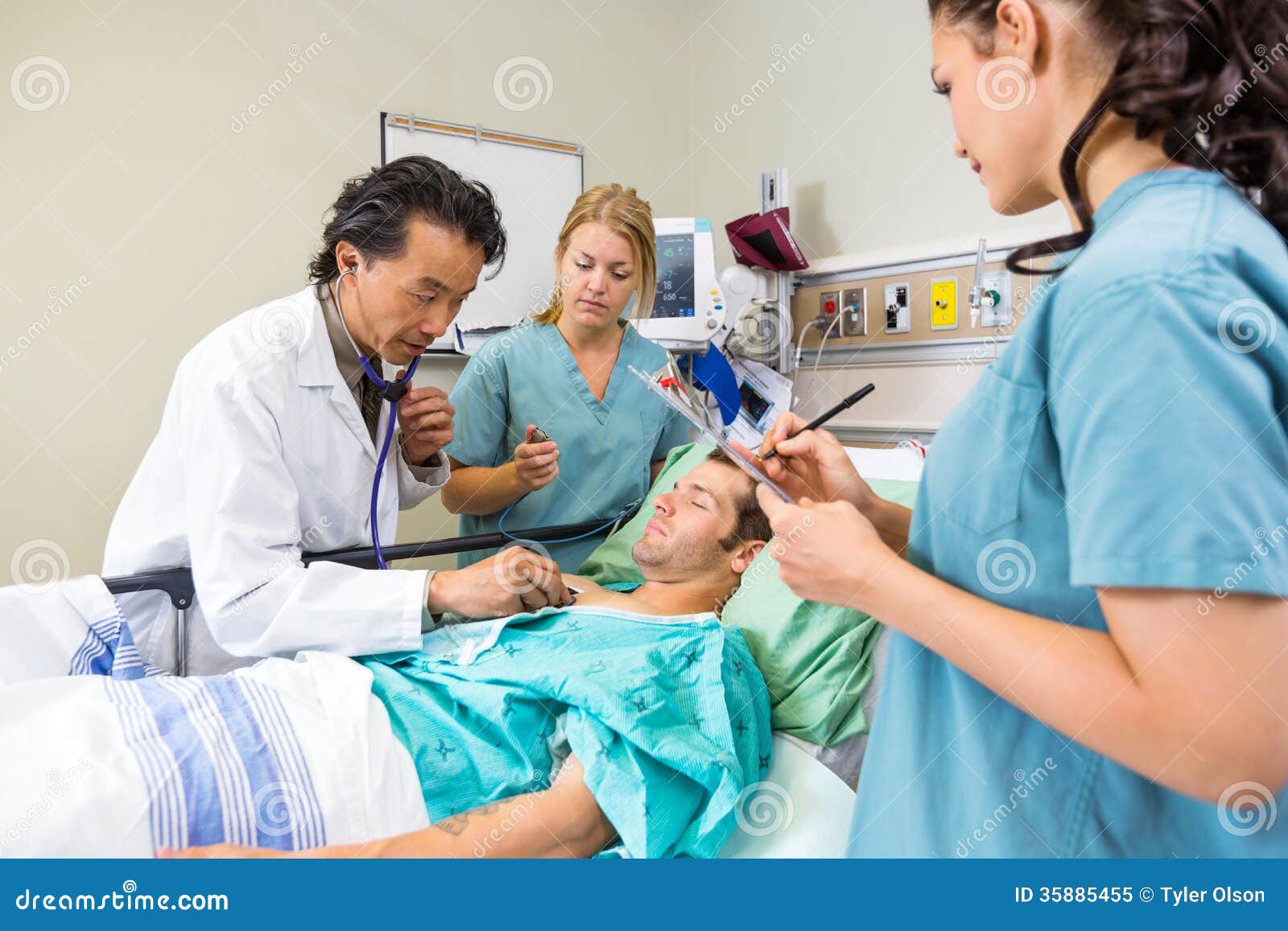 Paciente Del Doctor and Nurses Examining Imagen de archivo - Imagen de ...