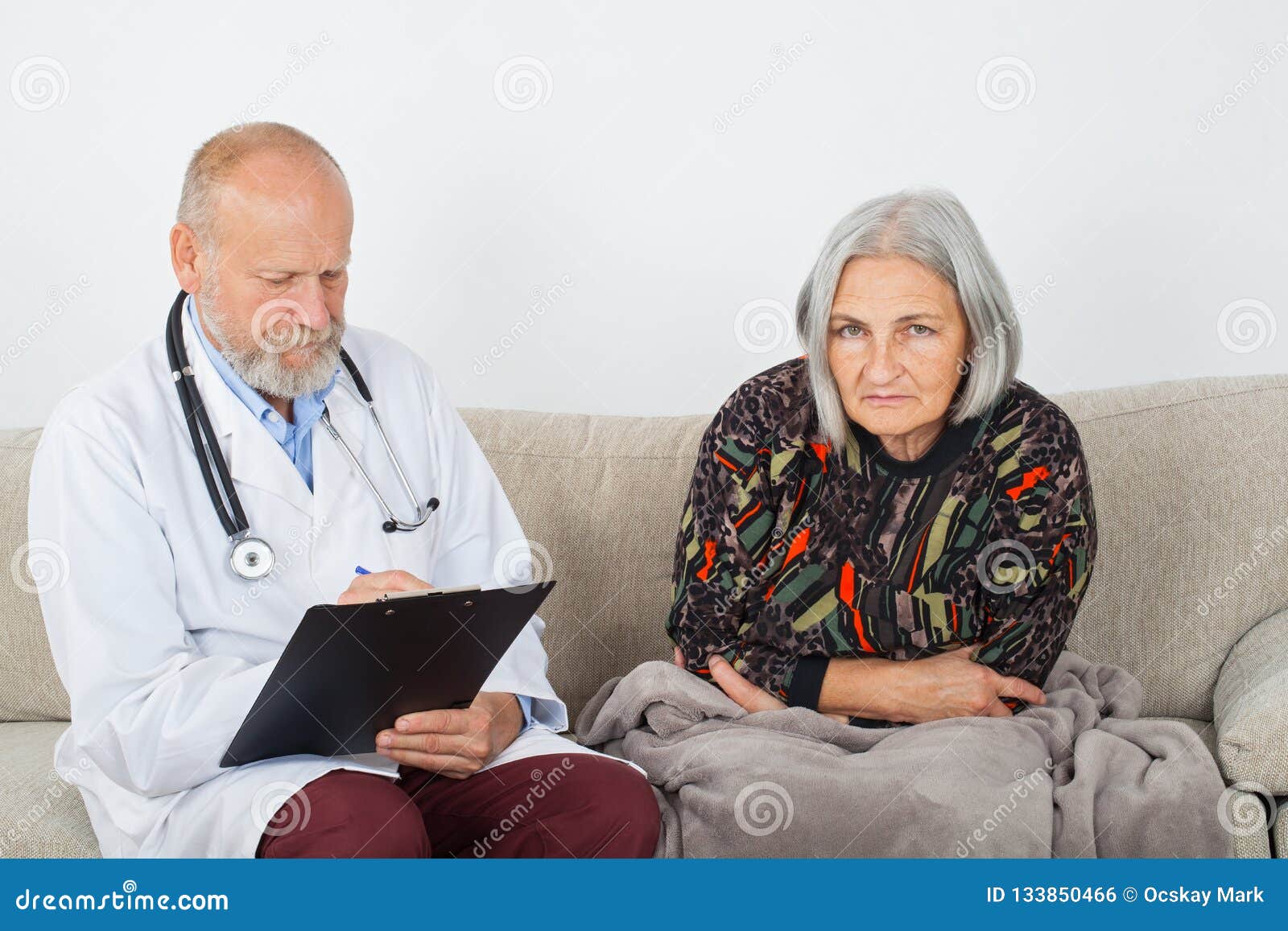 Paciente Del Doctor Y De La Hembra Foto de archivo - Imagen de ayuda ...