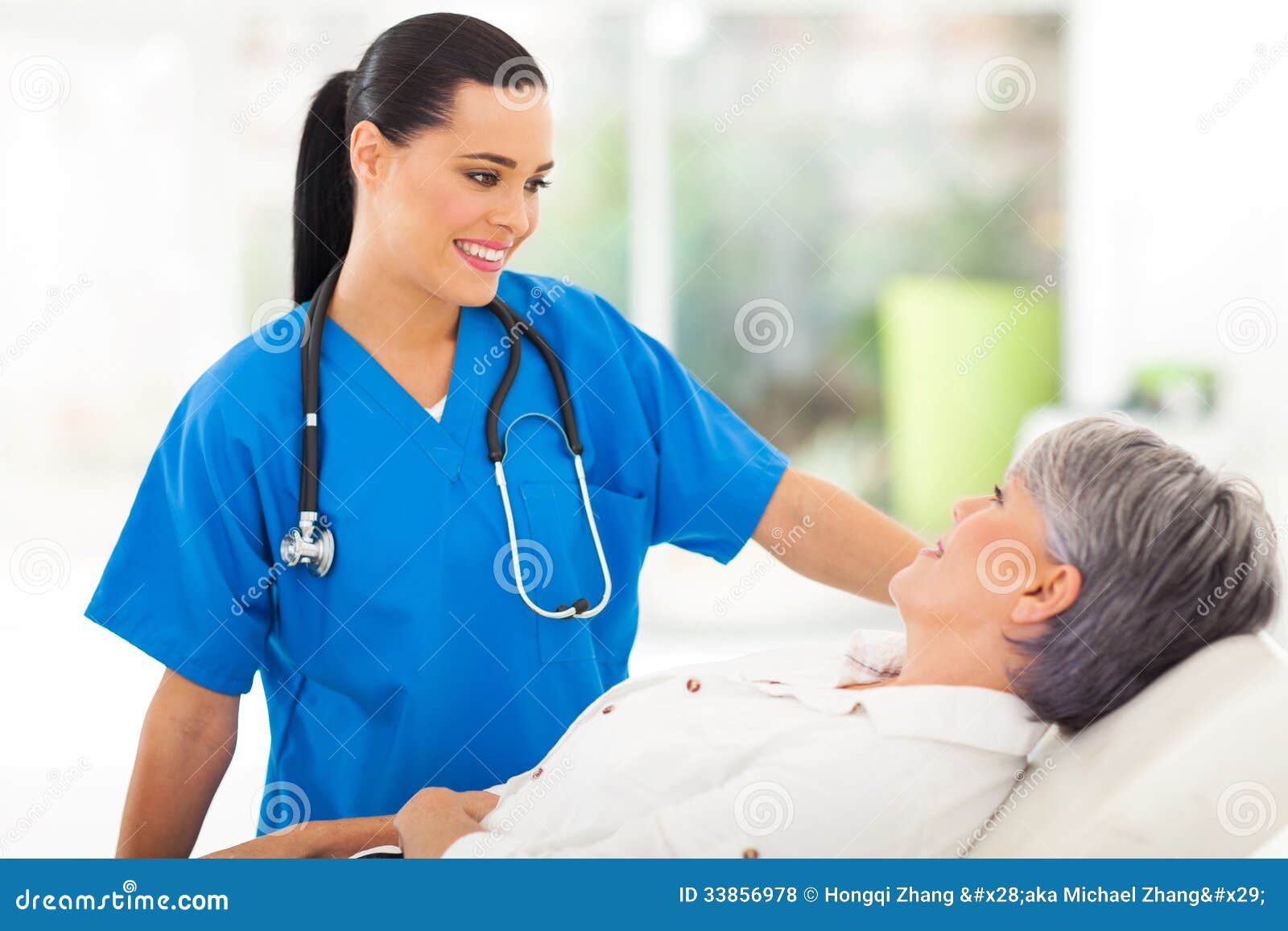 Paciente Del Mayor De La Enfermera Foto de archivo - Imagen de mirando ...