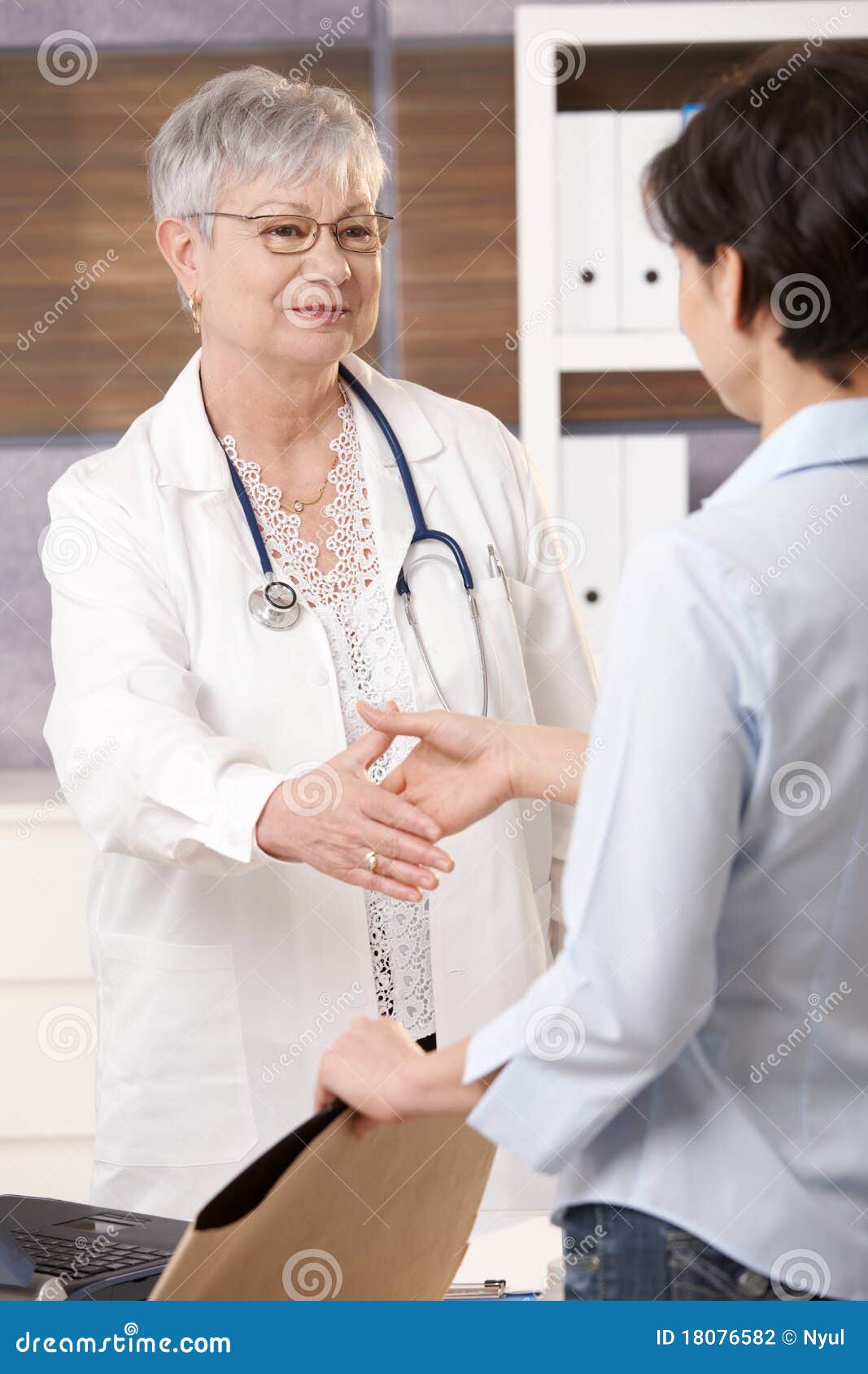 Paciente Del Saludo Del Doctor Foto de archivo - Imagen de americano ...