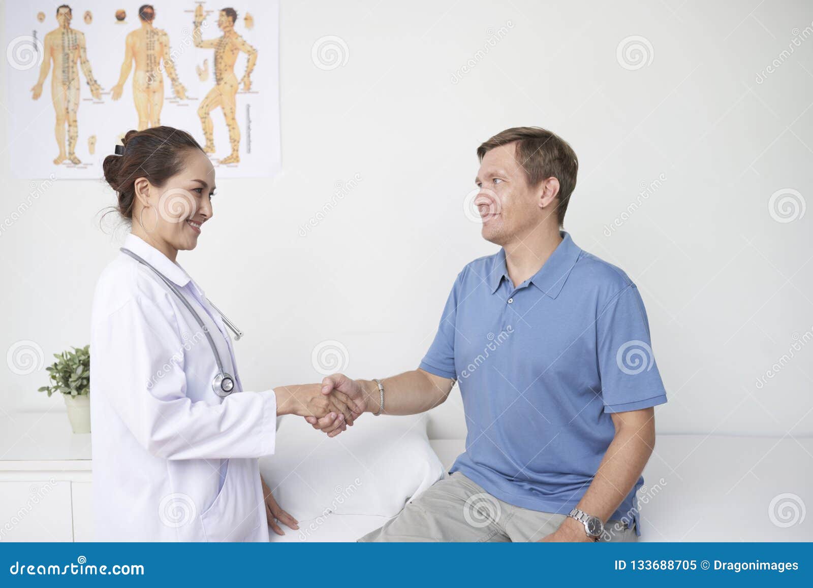 Paciente Del Saludo Del Doctor Imagen de archivo - Imagen de medicina ...