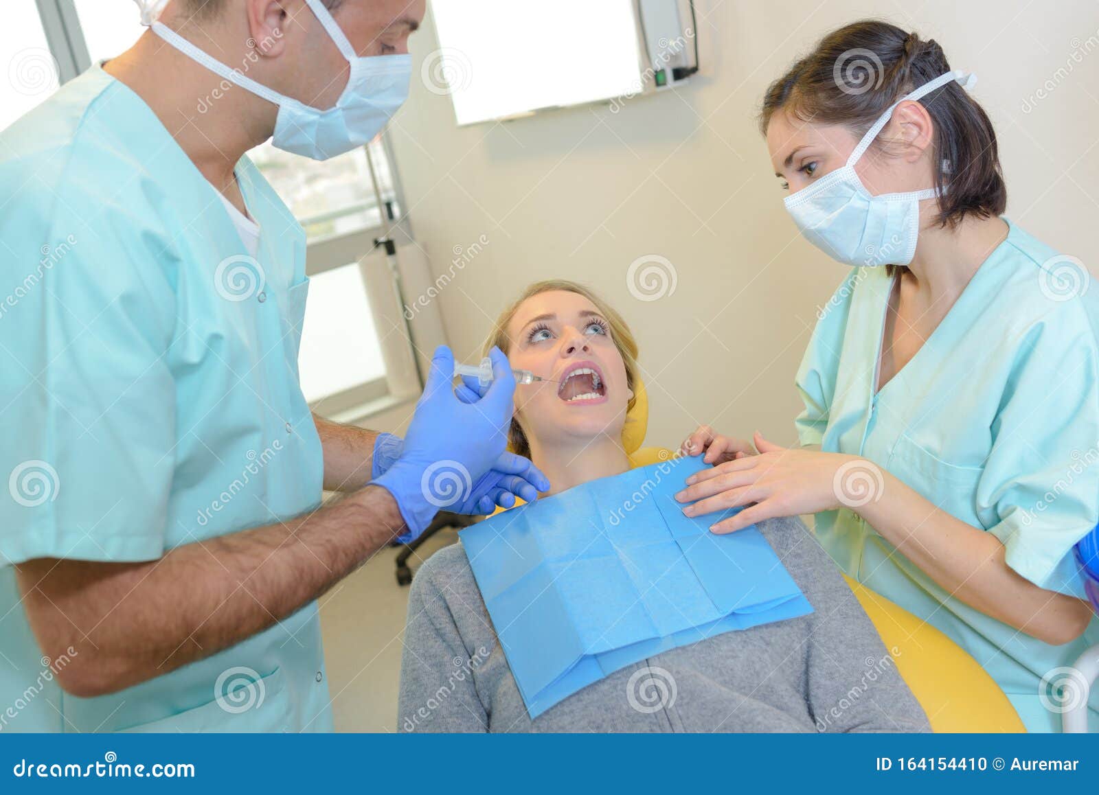 Paciente Dental Nervioso a Punto De Inyectarse Foto de archivo - Imagen ...