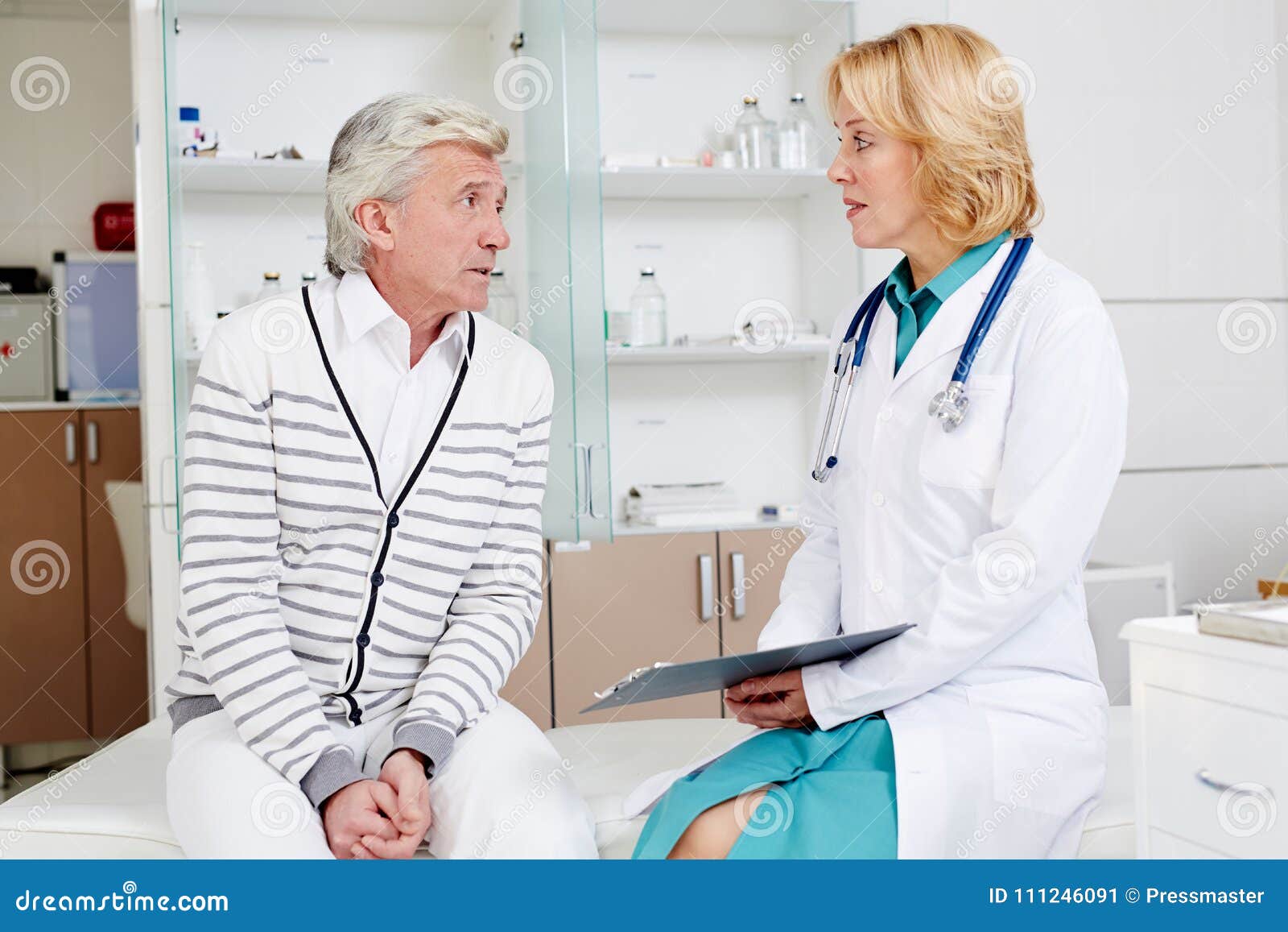Paciente e doutor imagem de stock. Imagem de maduro - 111246091
