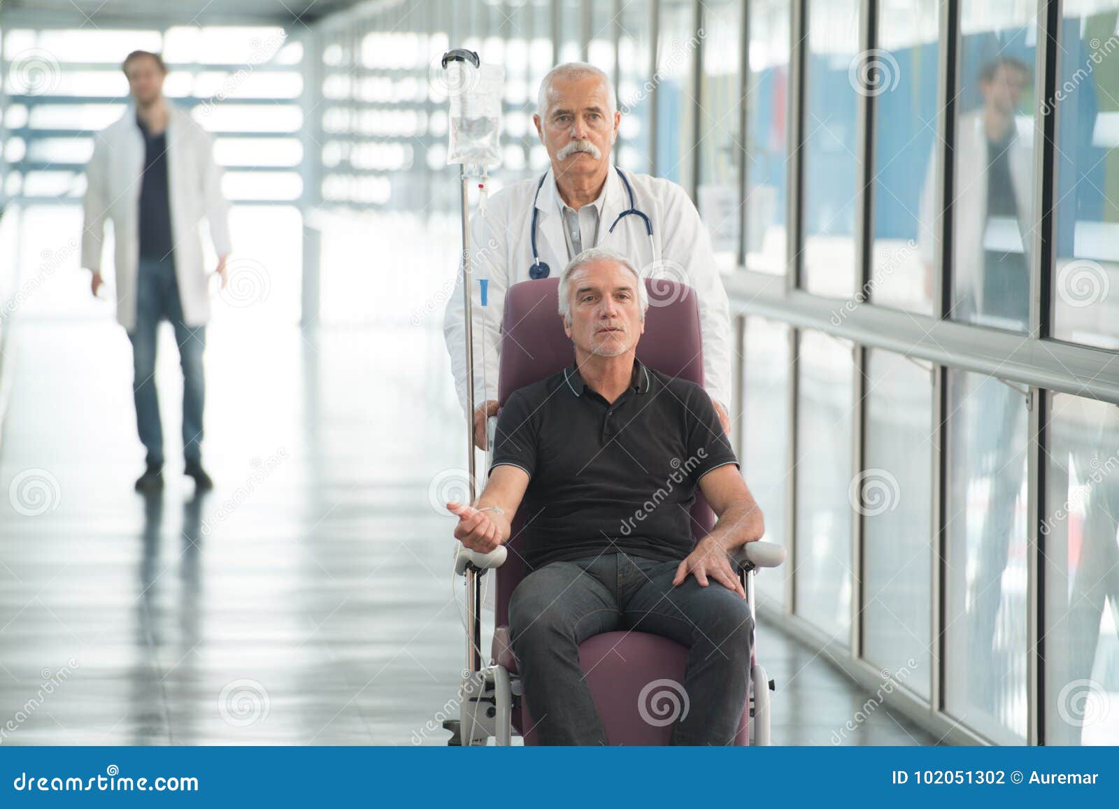 Paciente En La Silla De Ruedas En Hospital Foto de archivo - Imagen de ...