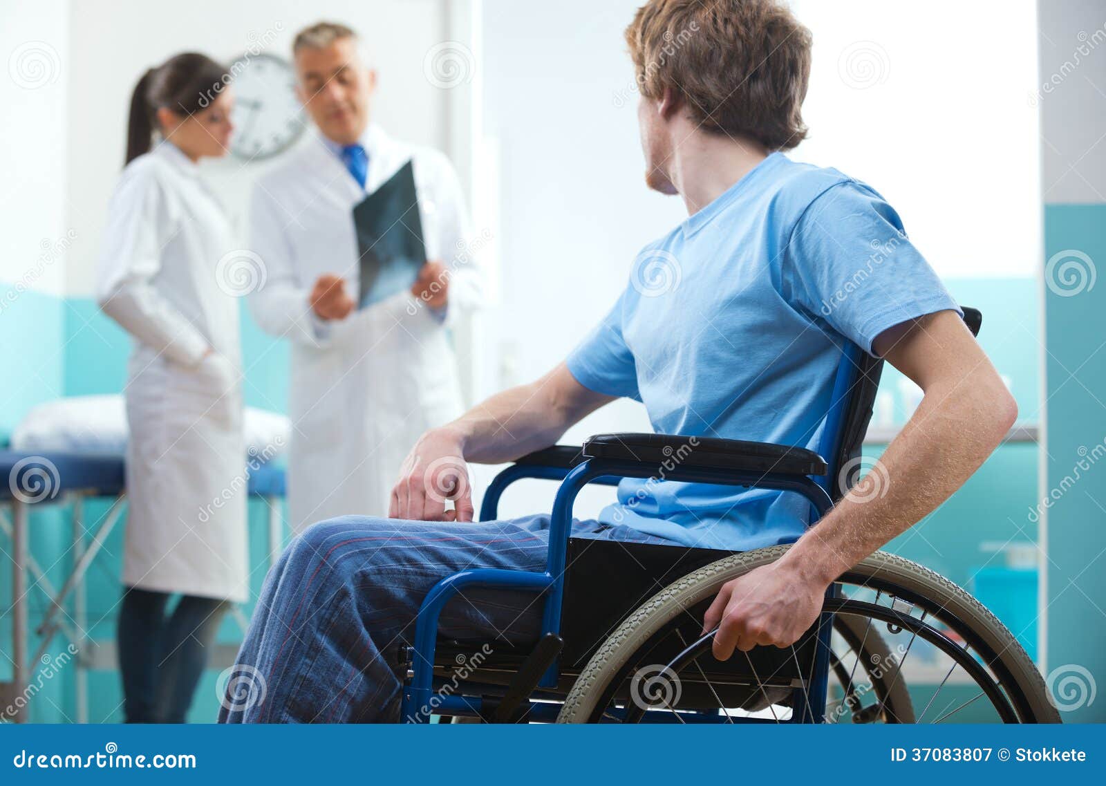 Paciente En Silla De Ruedas Imagen de archivo - Imagen de paciente ...