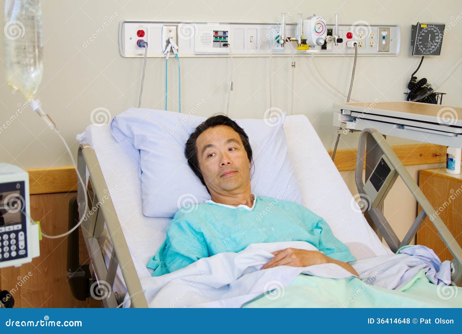 Paciente Enfermo En Cama De Hospital Foto de archivo - Imagen de ...