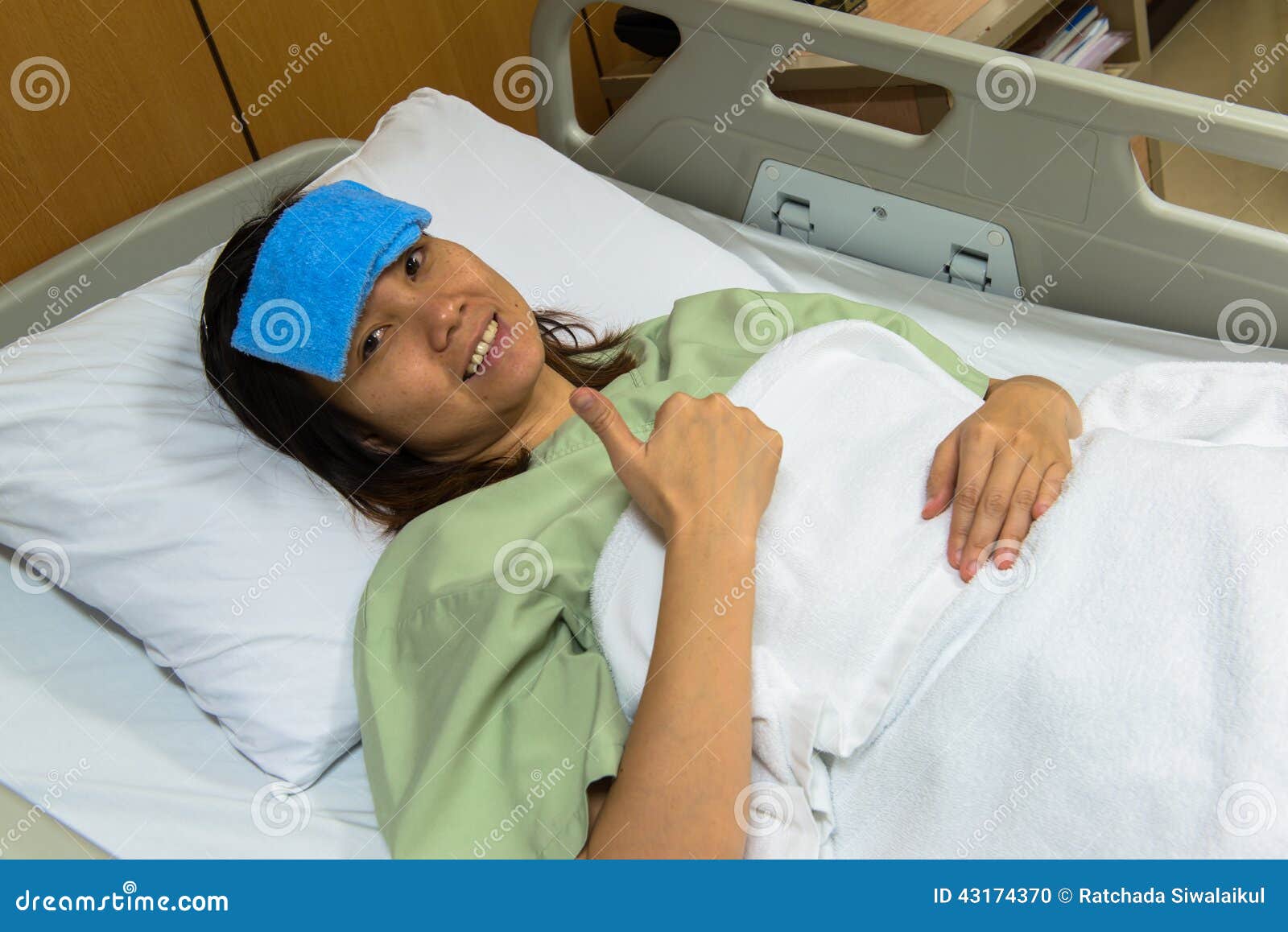 Paciente Enfermo En La Camilla Foto de archivo - Imagen de fractura ...