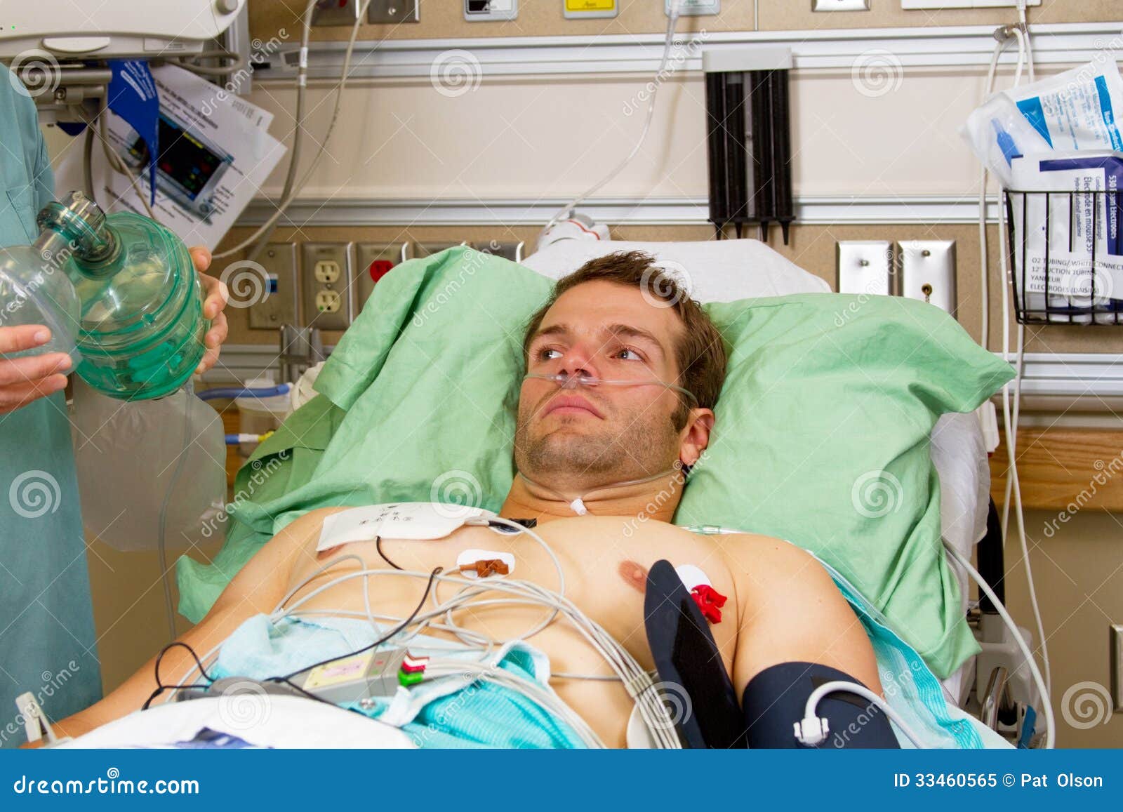 Paciente Enfermo En Sala De Urgencias Unidad De Cuidados Intensivos