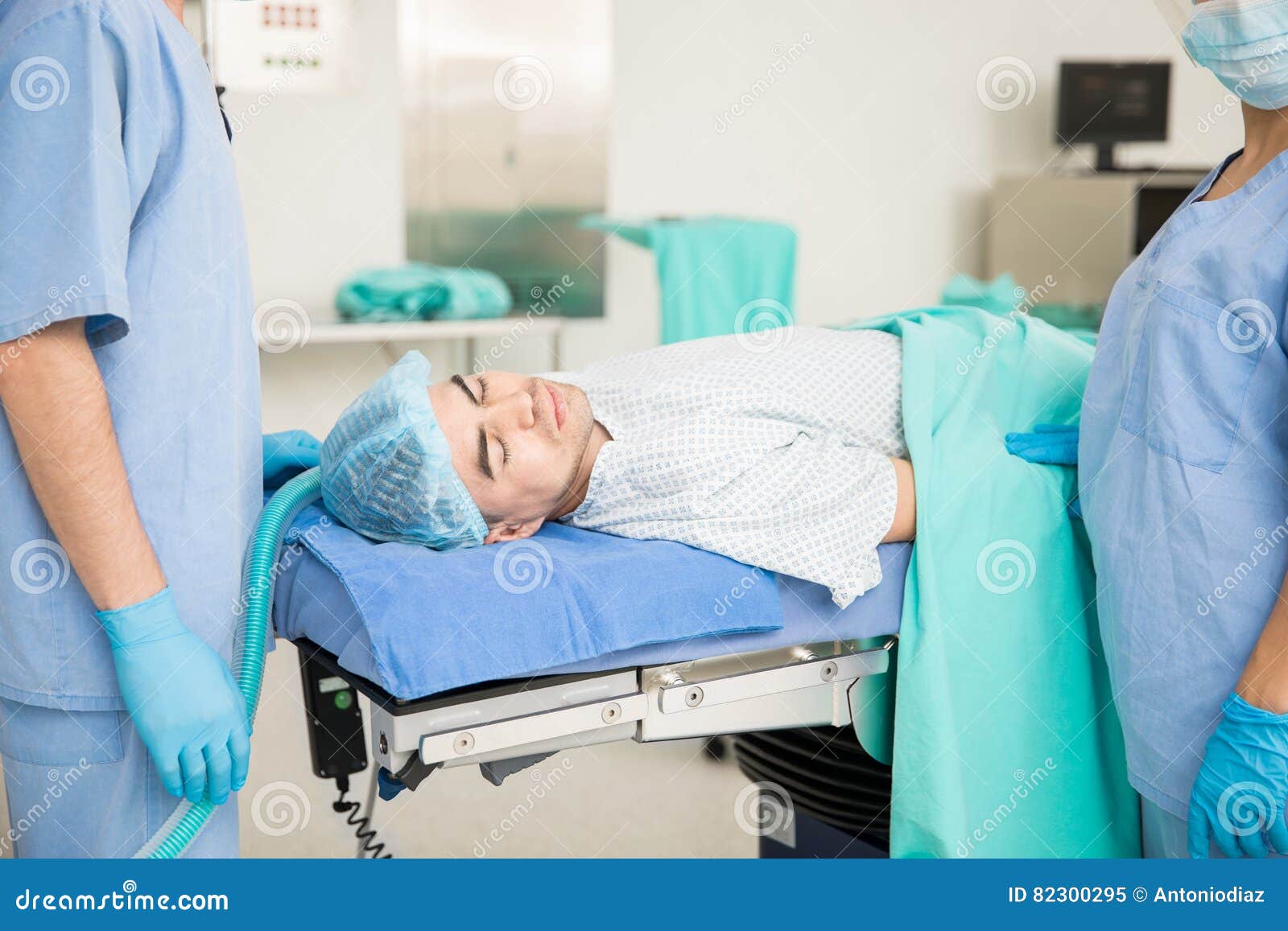 Paciente Inconsciente En Una Cama De Hospital Imagen de archivo ...