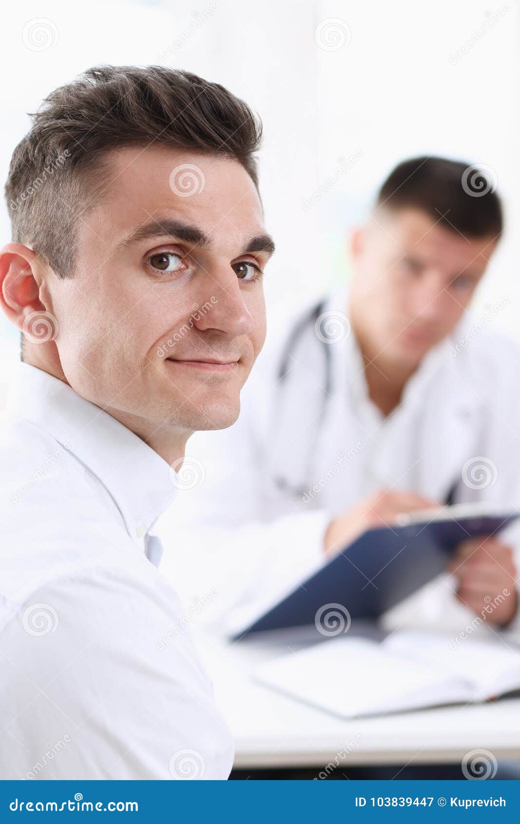 Paciente Masculino Sonriente Hermoso Feliz Satisfecho Imagen de archivo ...