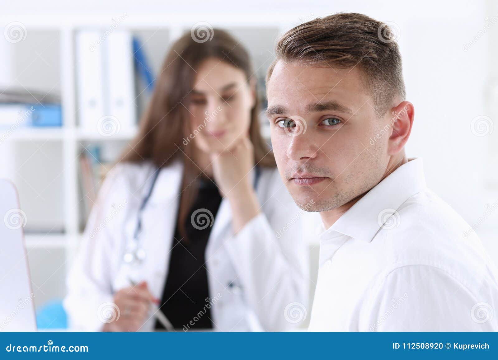 Paciente Masculino Sonriente Hermoso Feliz Satisfecho Foto de archivo ...