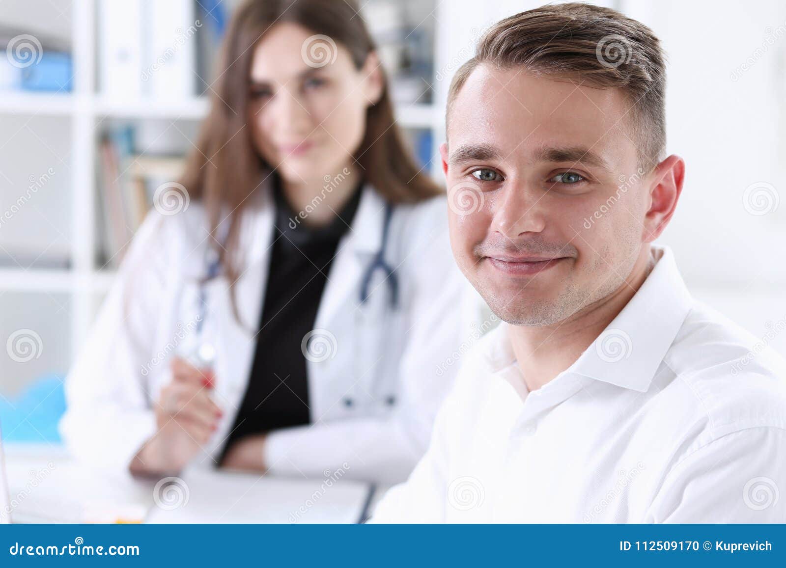 Paciente Masculino Sonriente Hermoso Feliz Satisfecho Foto de archivo ...