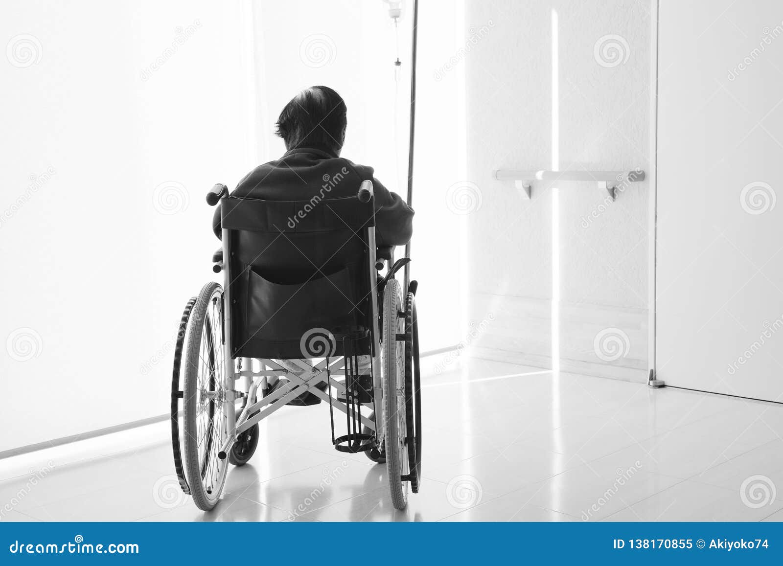 Paciente Mayor De La Mujer En La Silla De Ruedas Imagen de archivo ...