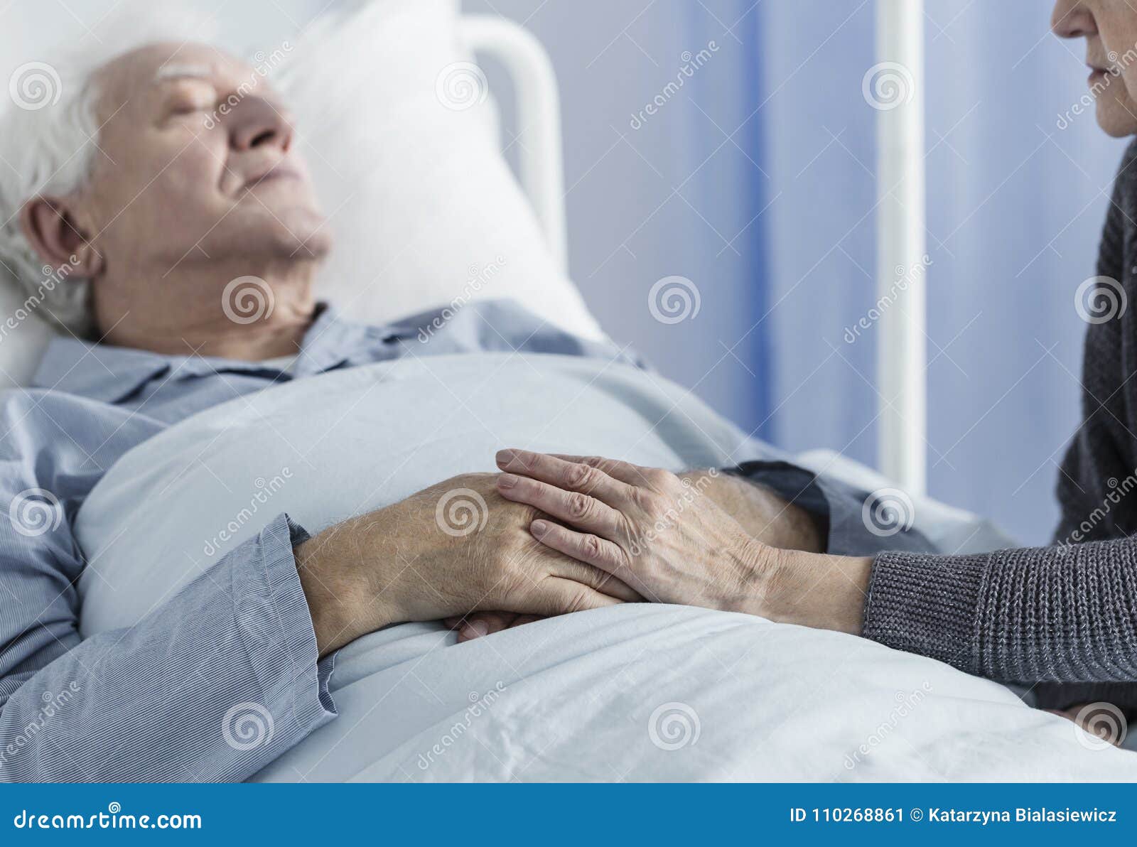 Paciente mayor enfermo imagen de archivo. Imagen de luto - 110268861