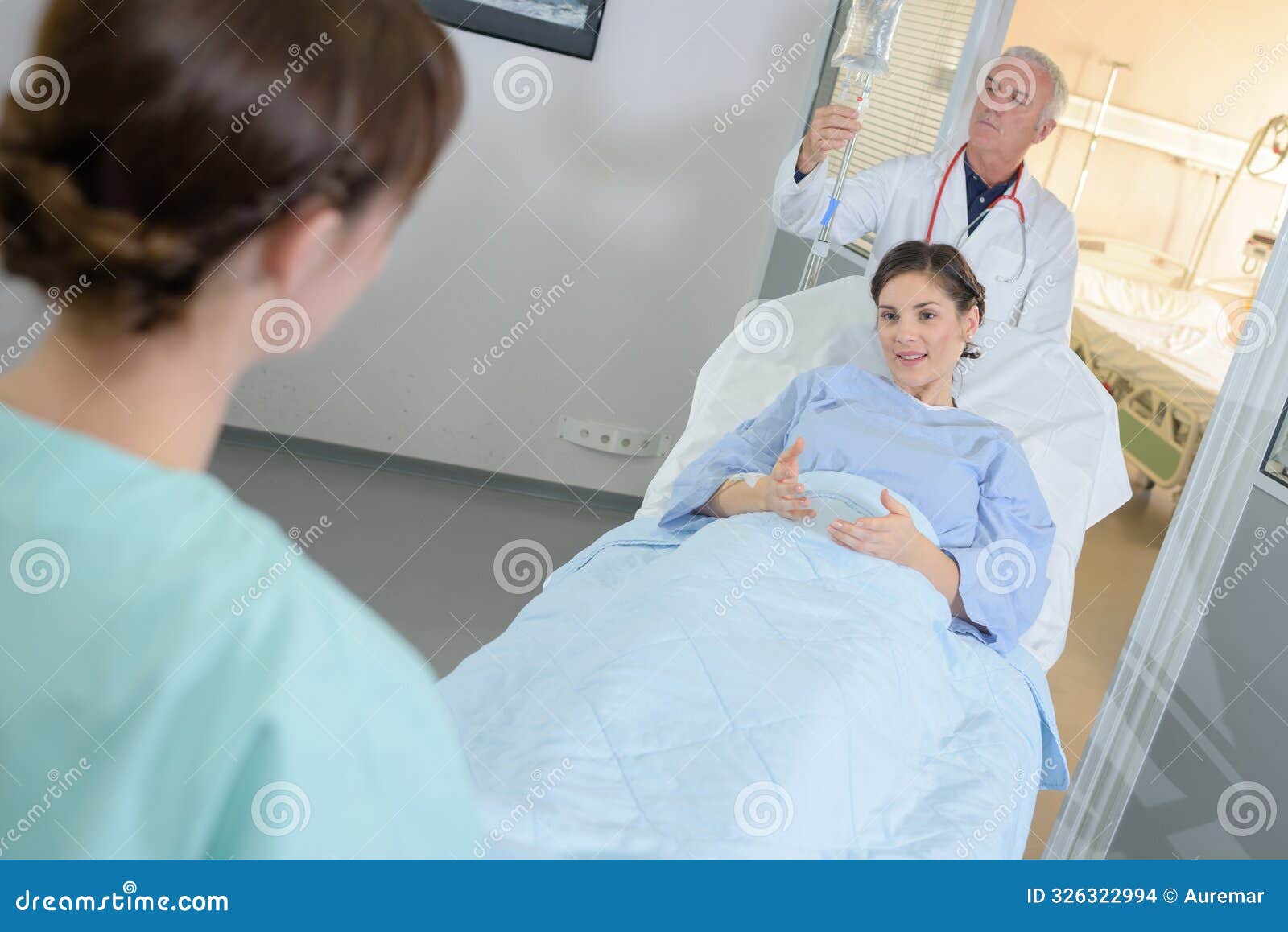Paciente Mujer En Cama Con Ruedas Foto de archivo - Imagen de relajado ...