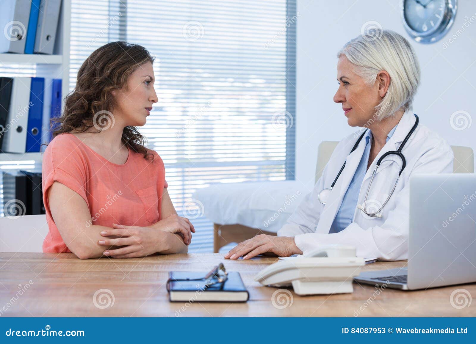 Paciente Que Consulta a Un Doctor Imagen de archivo - Imagen de ...