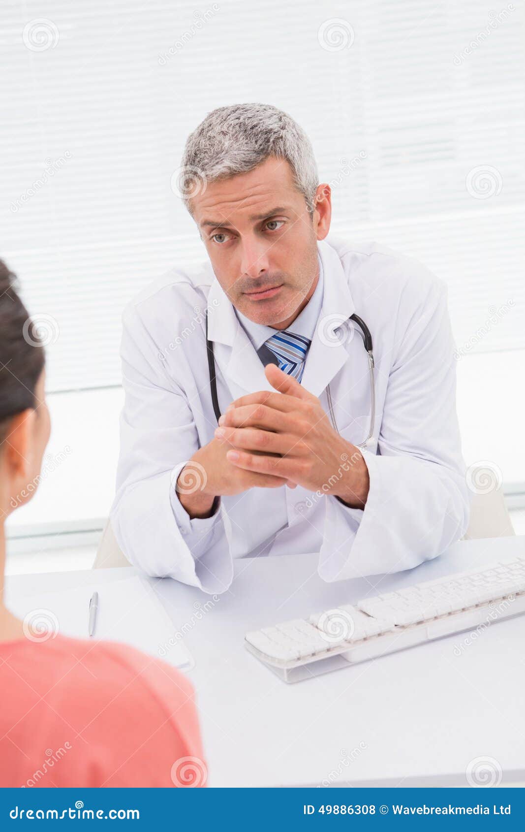 Paciente Que Consulta a Un Doctor Serio Foto de archivo - Imagen de ...