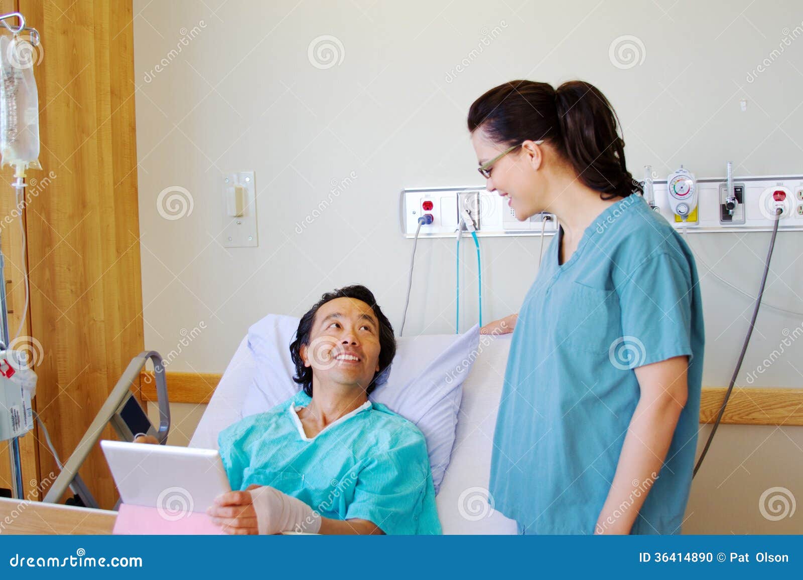 Paciente Que Conversa Com Enfermeira Foto de Stock - Imagem de cuidado ...