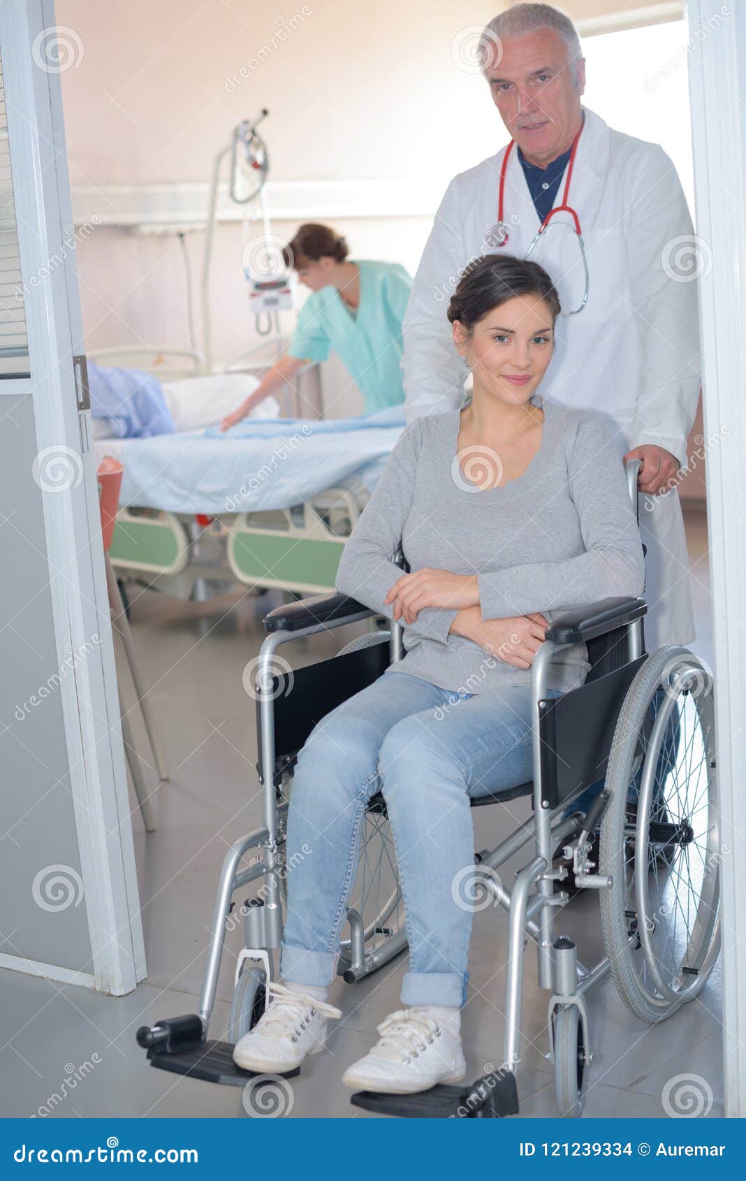 Paciente Que Rueda Del Doctor En Silla De Ruedas Foto de archivo ...