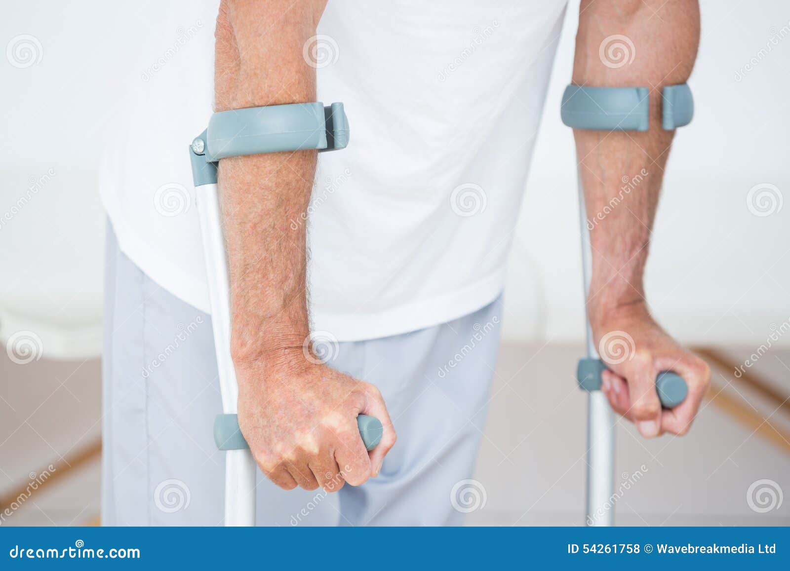 Paciente Que Se Coloca Con La Muleta Foto de archivo - Imagen de médico ...