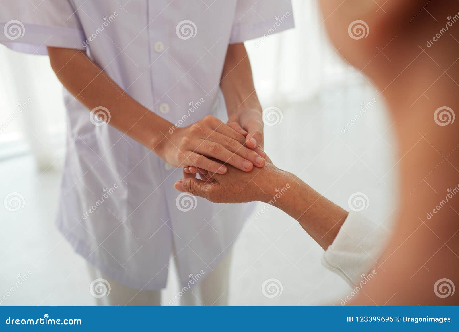 Paciente que tranquiliza imagen de archivo. Imagen de mayor - 123099695