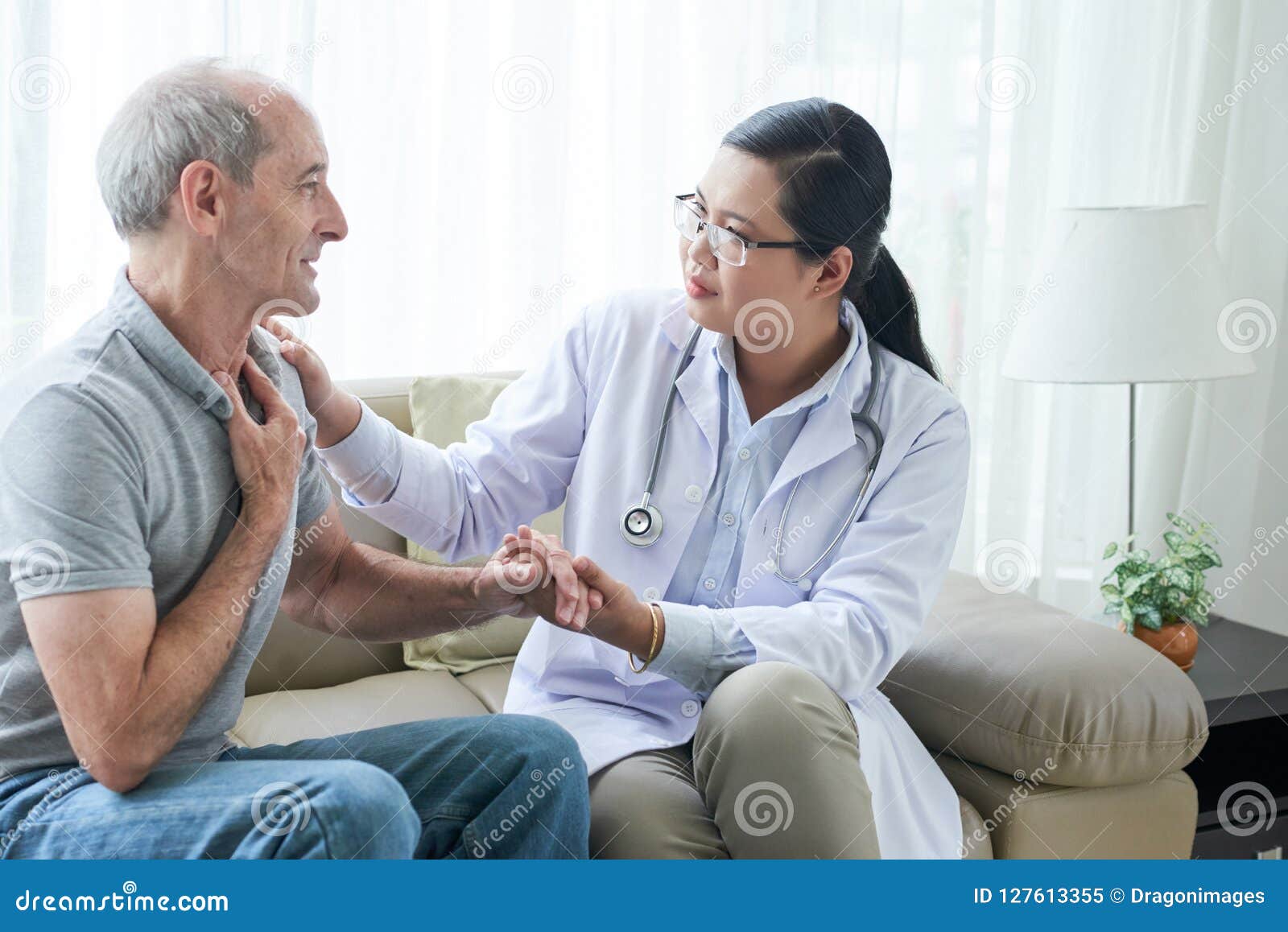 Paciente que tranquiliza imagen de archivo. Imagen de cuidado - 127613355