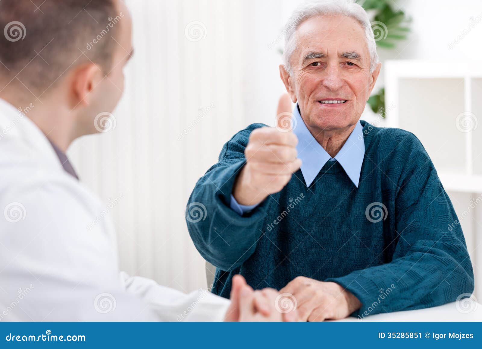 Paciente Satisfecho En El Doctor Imagen de archivo - Imagen de oficina ...