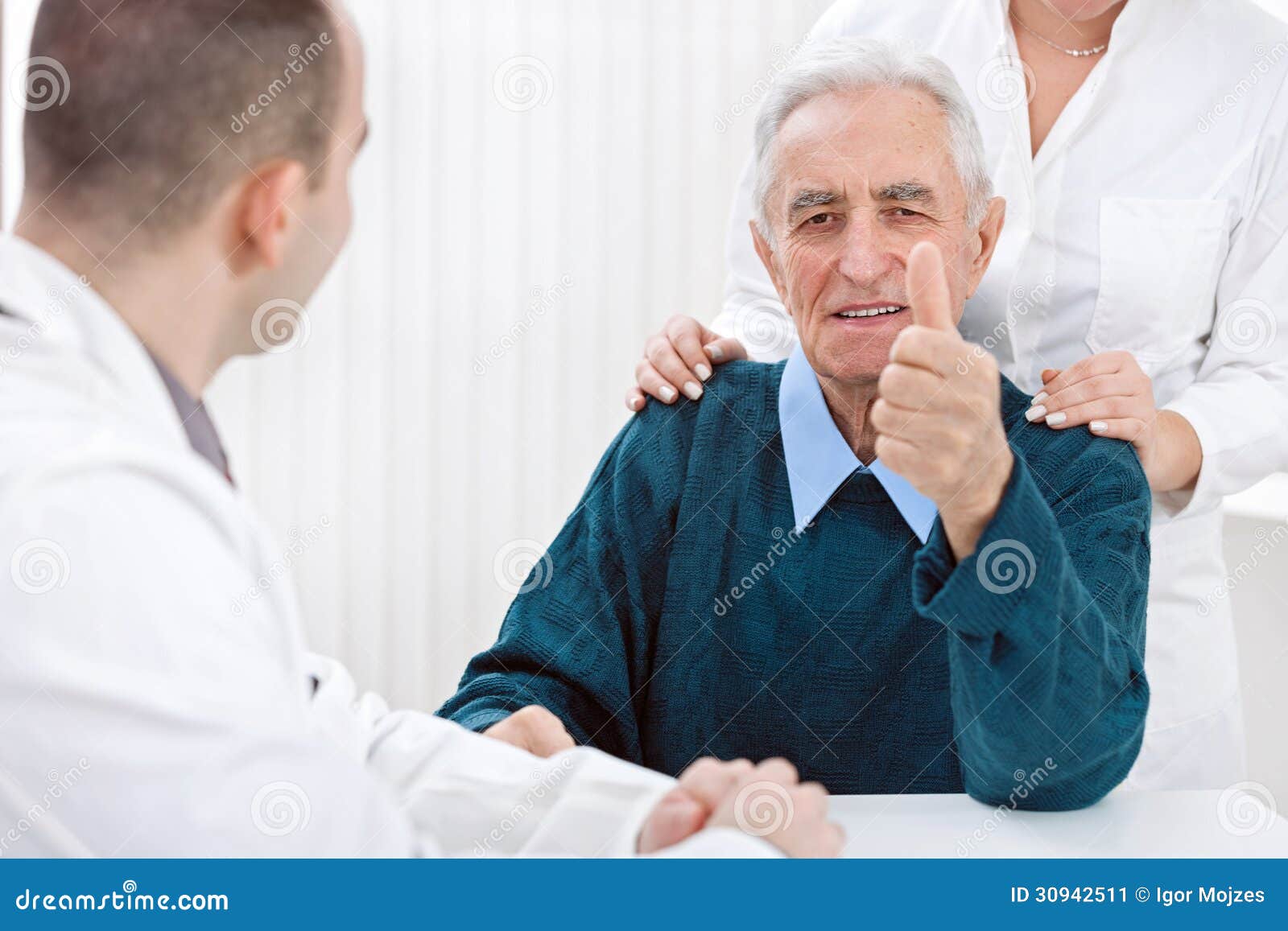 Paciente Satisfecho En La Ambulancia Imagen de archivo - Imagen de ...