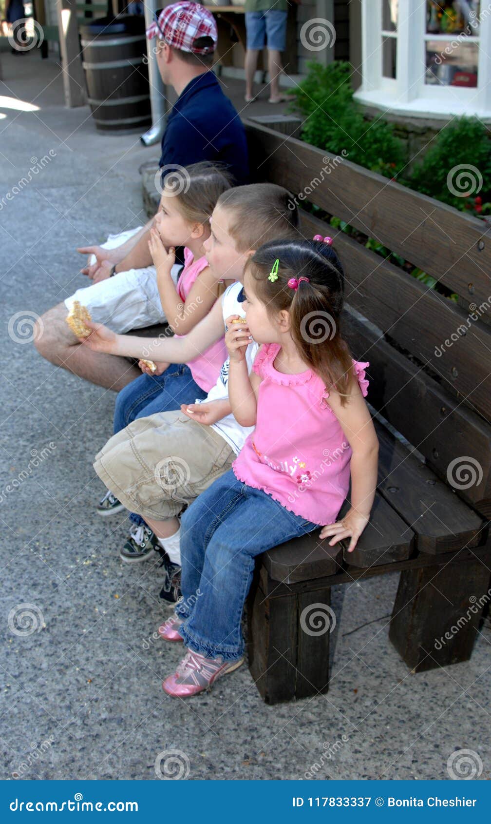 Pacientemente Esperando En Banco Imagen de archivo - Imagen de sentada ...