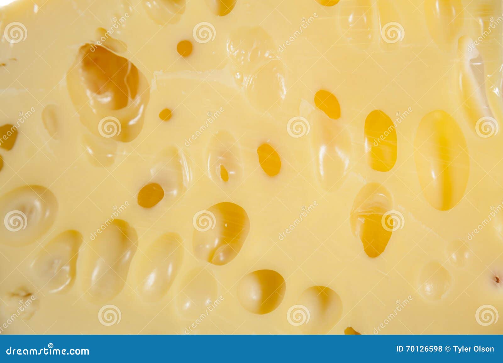 Packad gul ost med hål arkivfoto. Bild av friskhet, produkt - 70126598